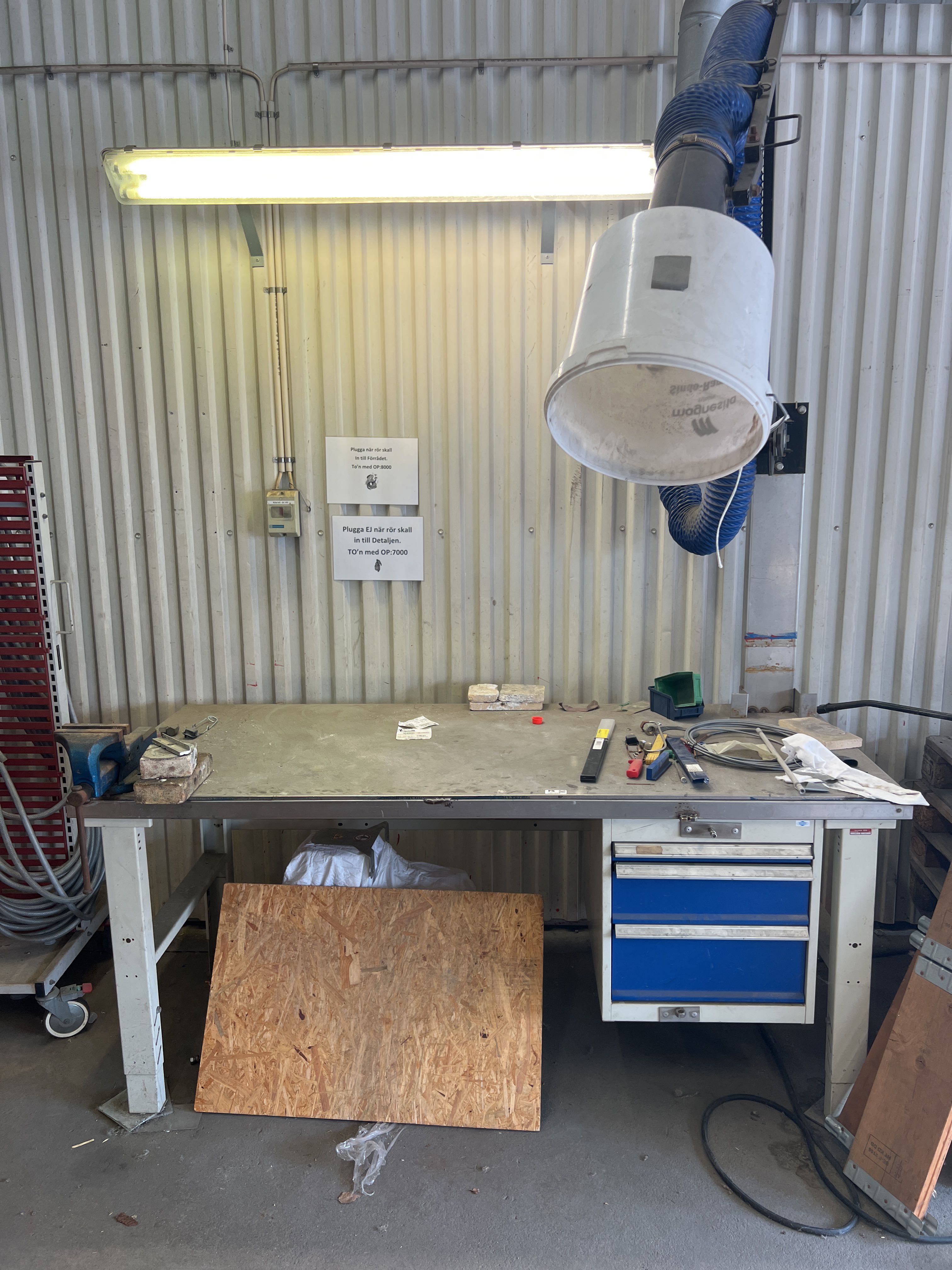 Work bench with extraction hose and vise - PS Auction - We value the ...