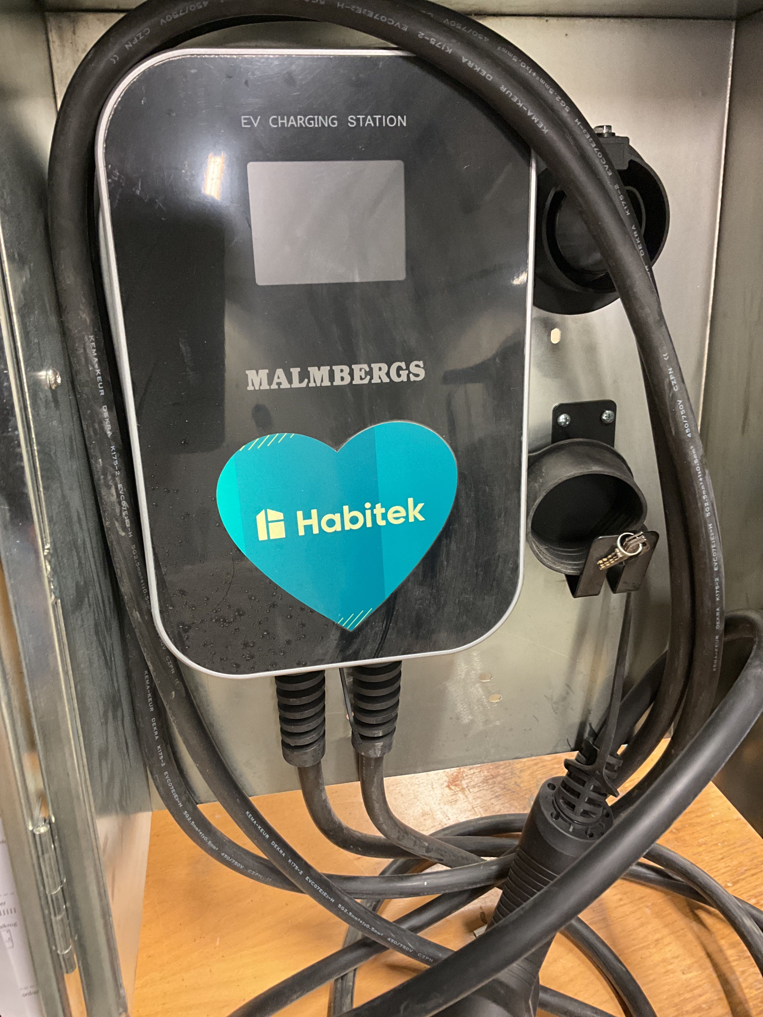Laddstation för elbil - Malmbergs BS20 - Auktioner online ...