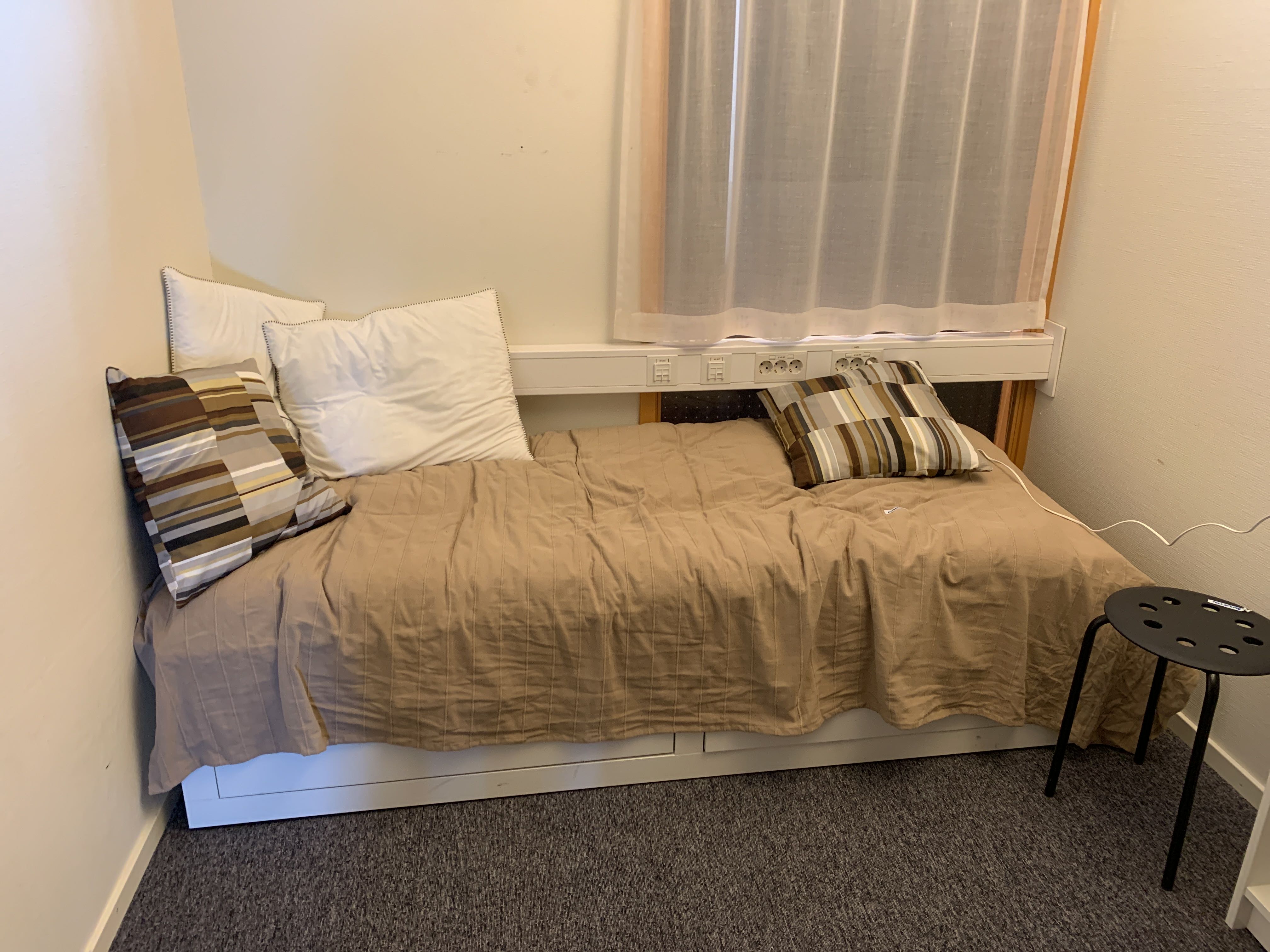 Vilorum: säng, bokhyllor, fåtölj m.m. - Auktioner online - Nätauktioner ...