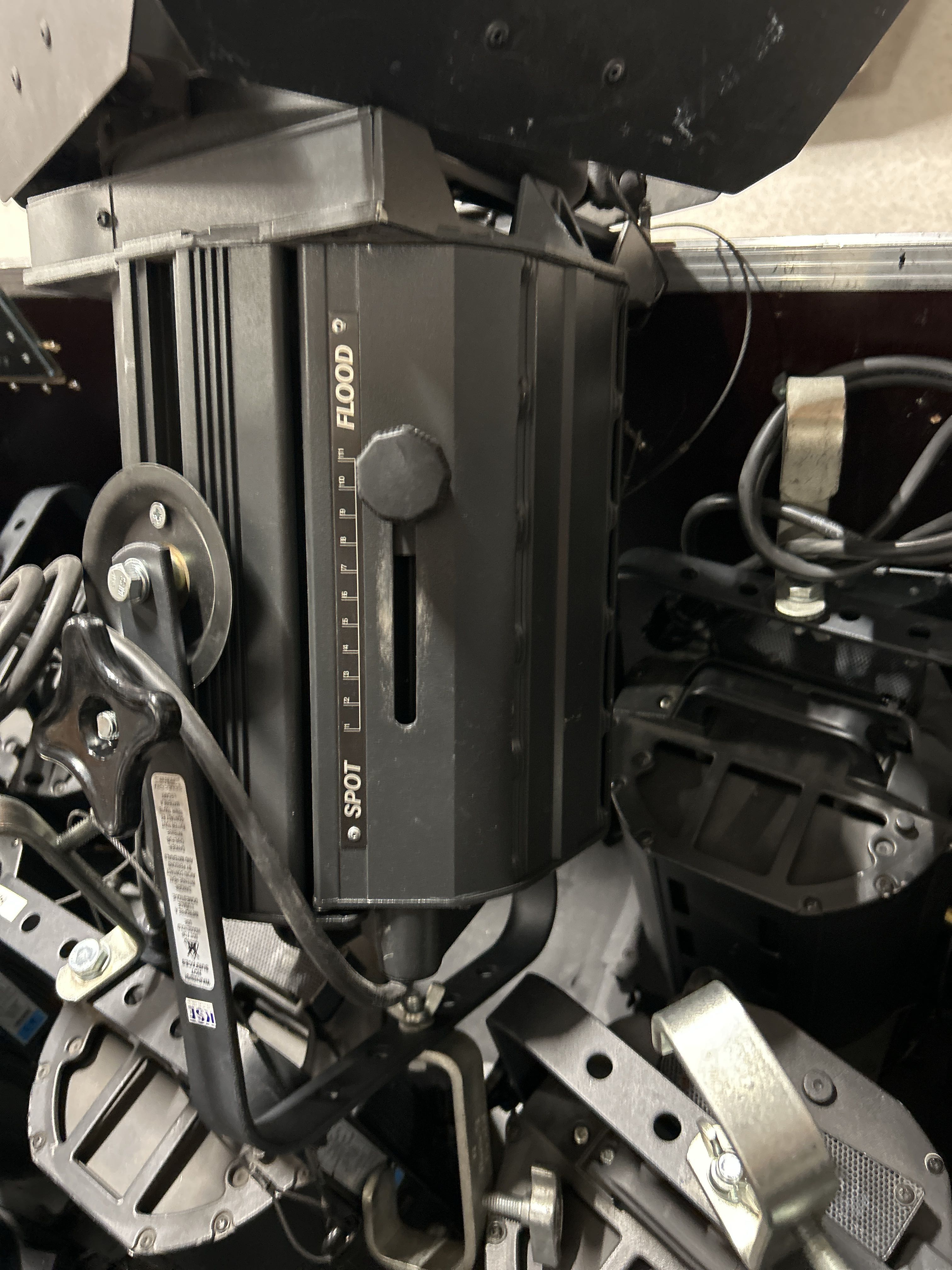 Stage luminaires 12 pcs, in case with wheels - Selecon Fresnel 1.2kW ...