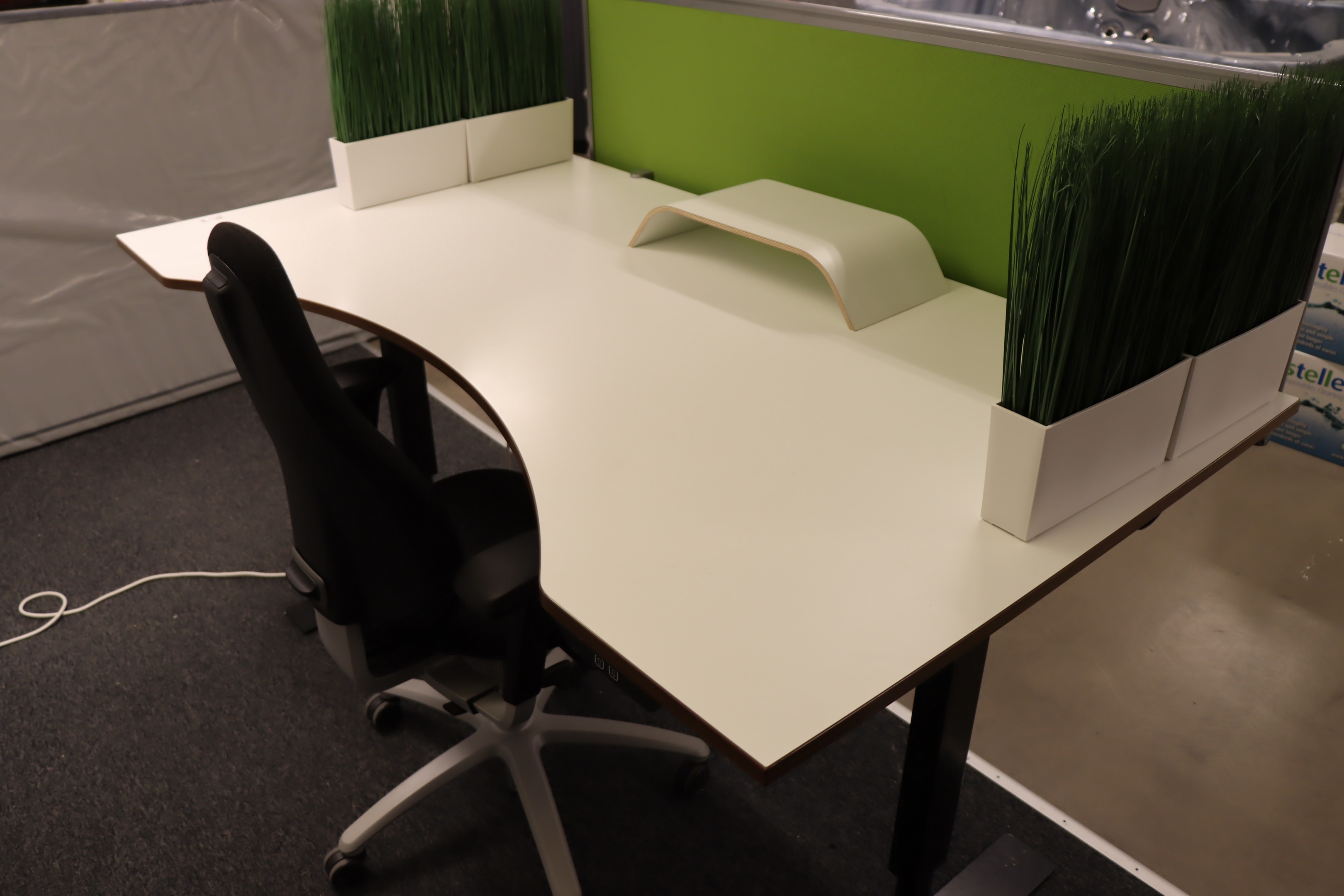 Raise/lower desk with office chair - PS Auction - We value the future ...