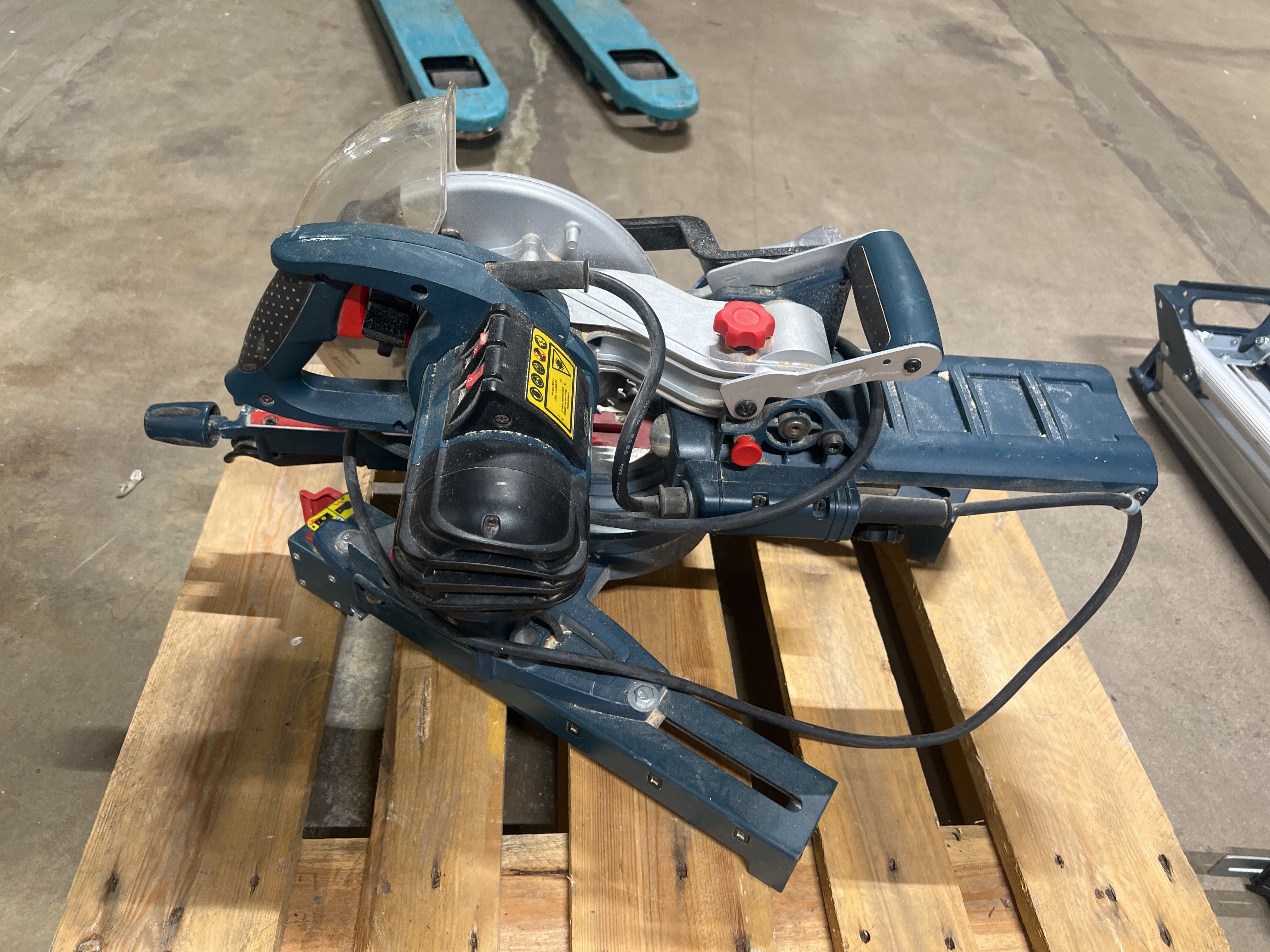 Cross-cut and mitre saw with saw table - Bosch - PS Auction - We value ...