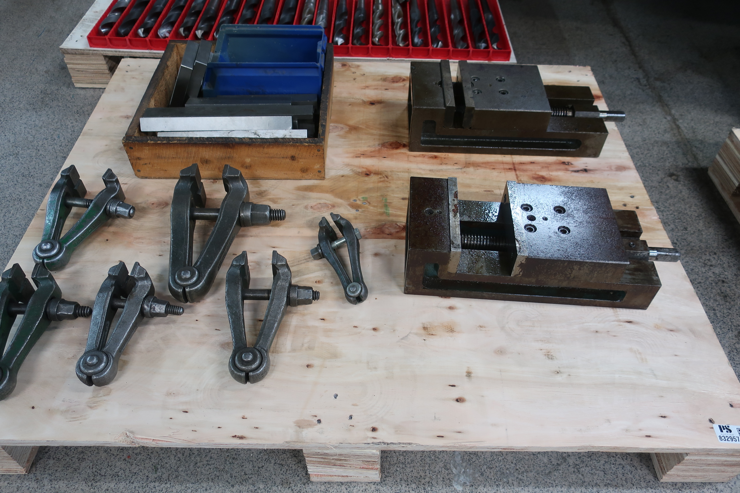 2 machine screws and 6 Turnus clamps - PS Auction - We value the future ...