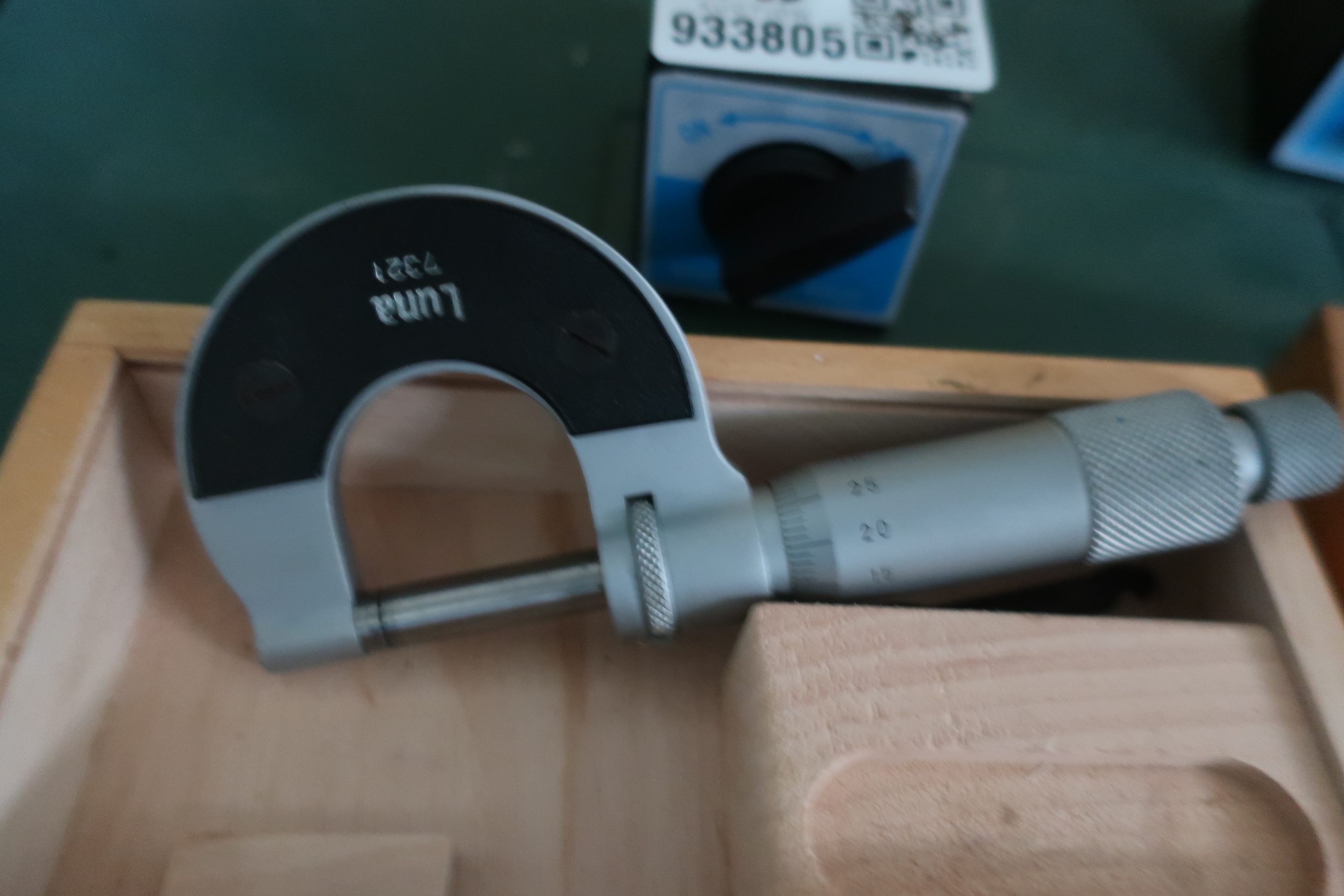2 gauges on magnetic stand and 2 micrometers - PS Auction - We value ...