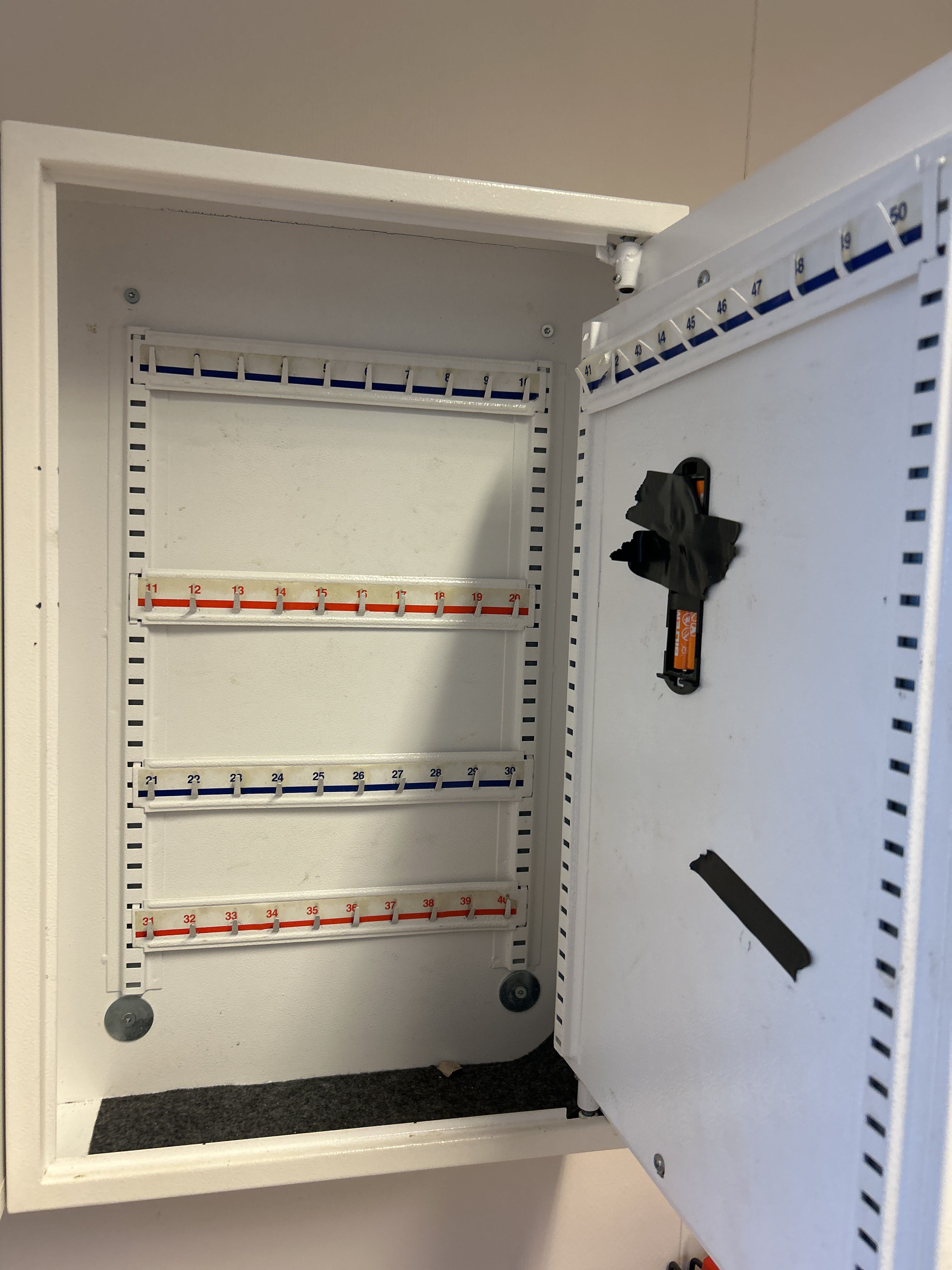 Nyckelskåp med kodlås - Auktioner online - Nätauktioner ...