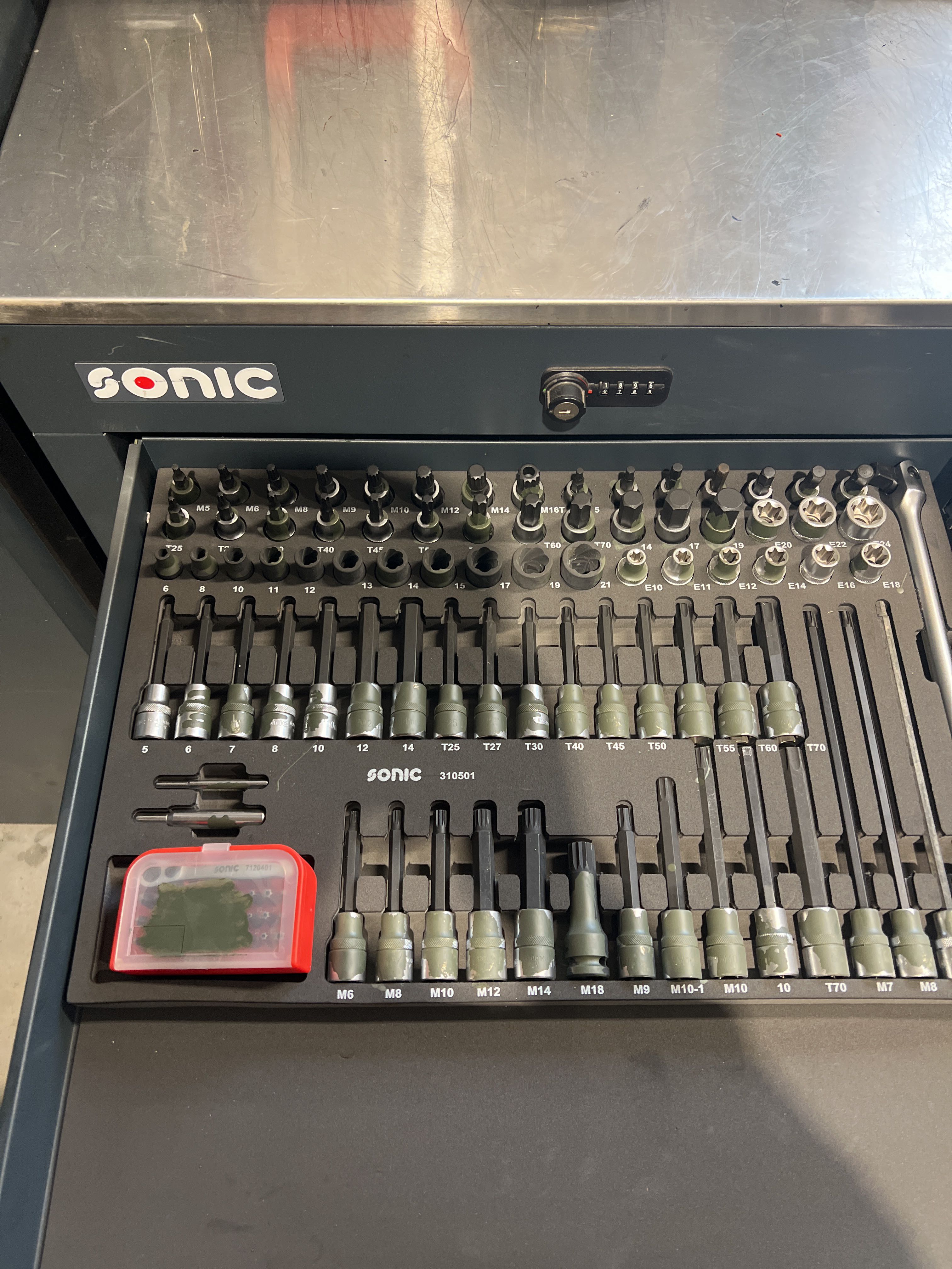 Sonic service station with tools - PS Auction - We value the future ...