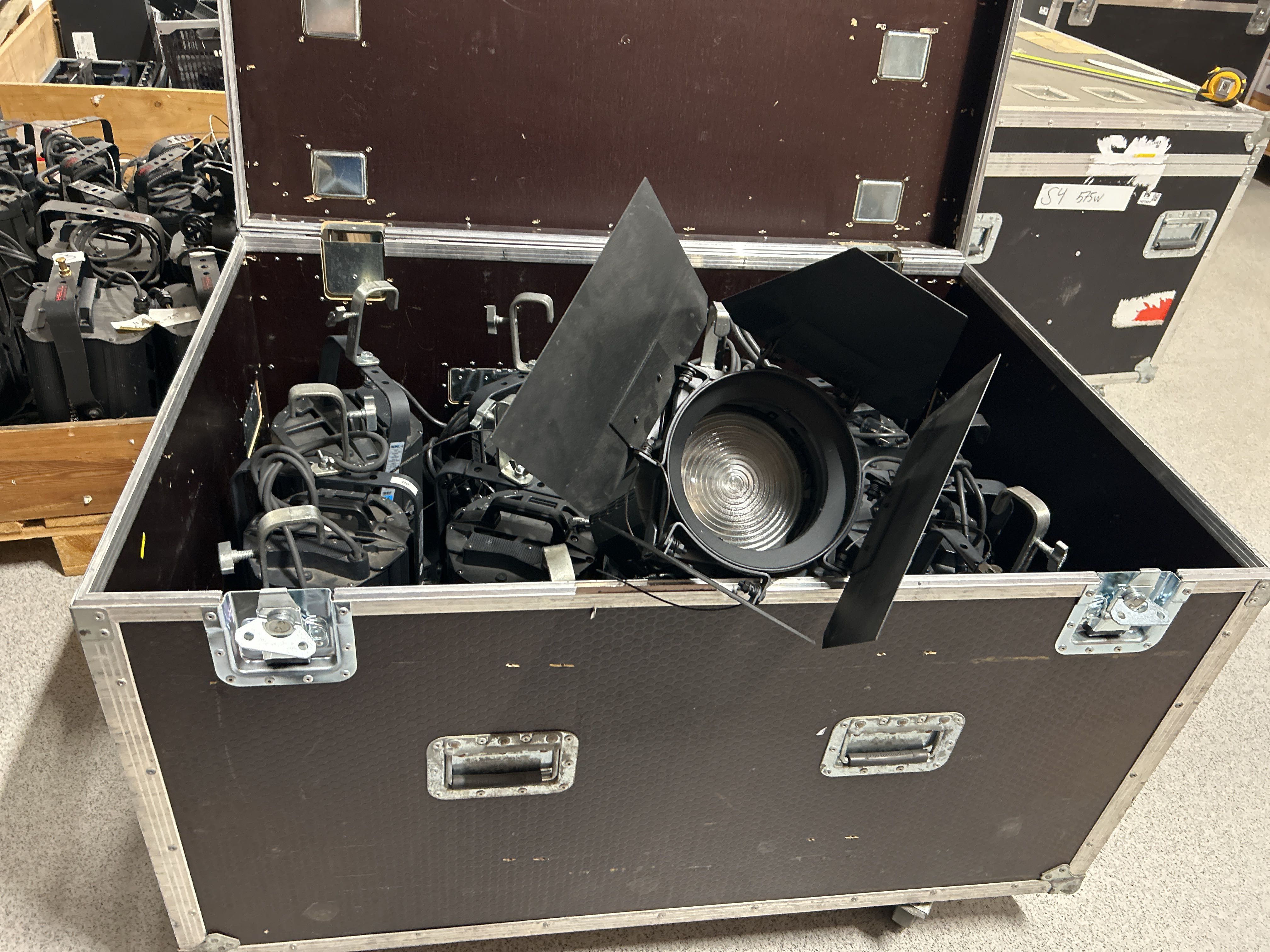 Stage luminaires 12 pcs, in case with wheels - Selecon Fresnel 1.2kW ...