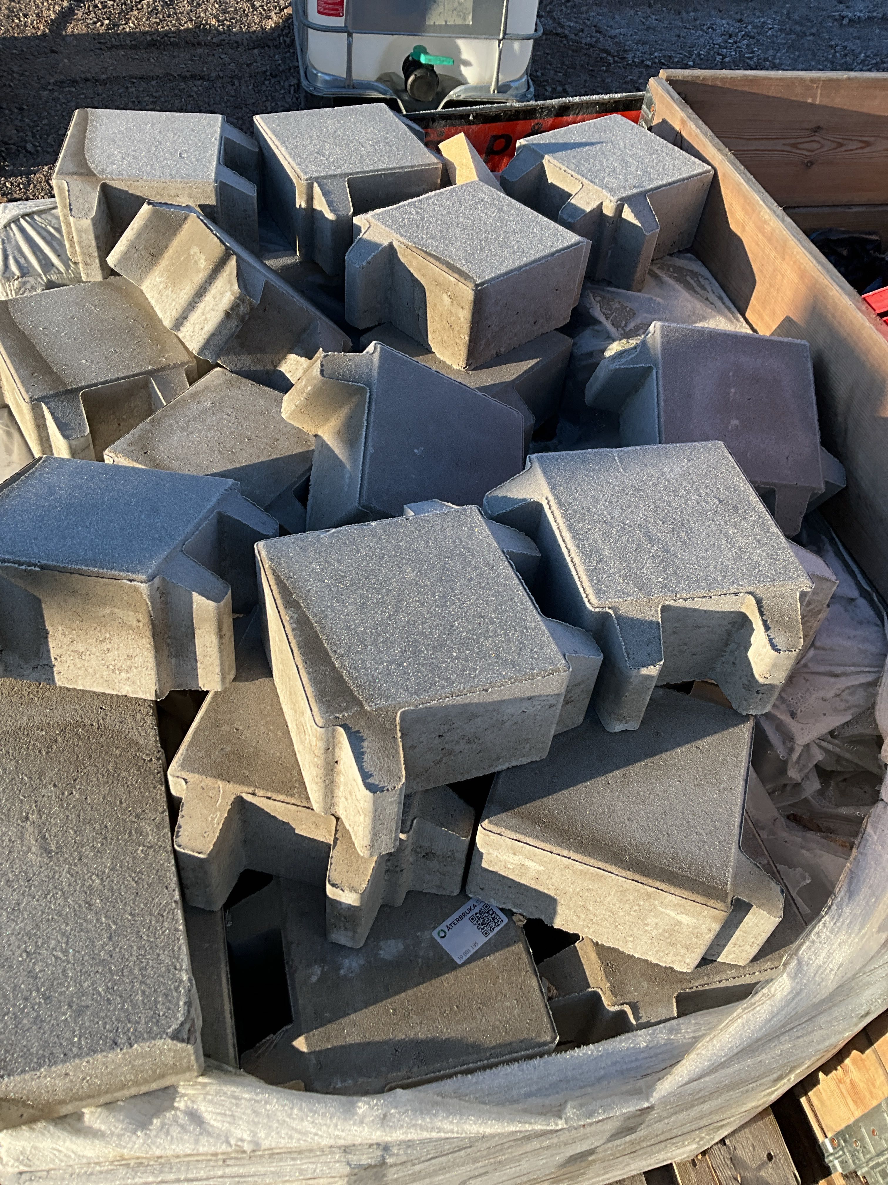 Stool with Natural Grey Grasshopper 100 mm - PS Auction - We value the ...