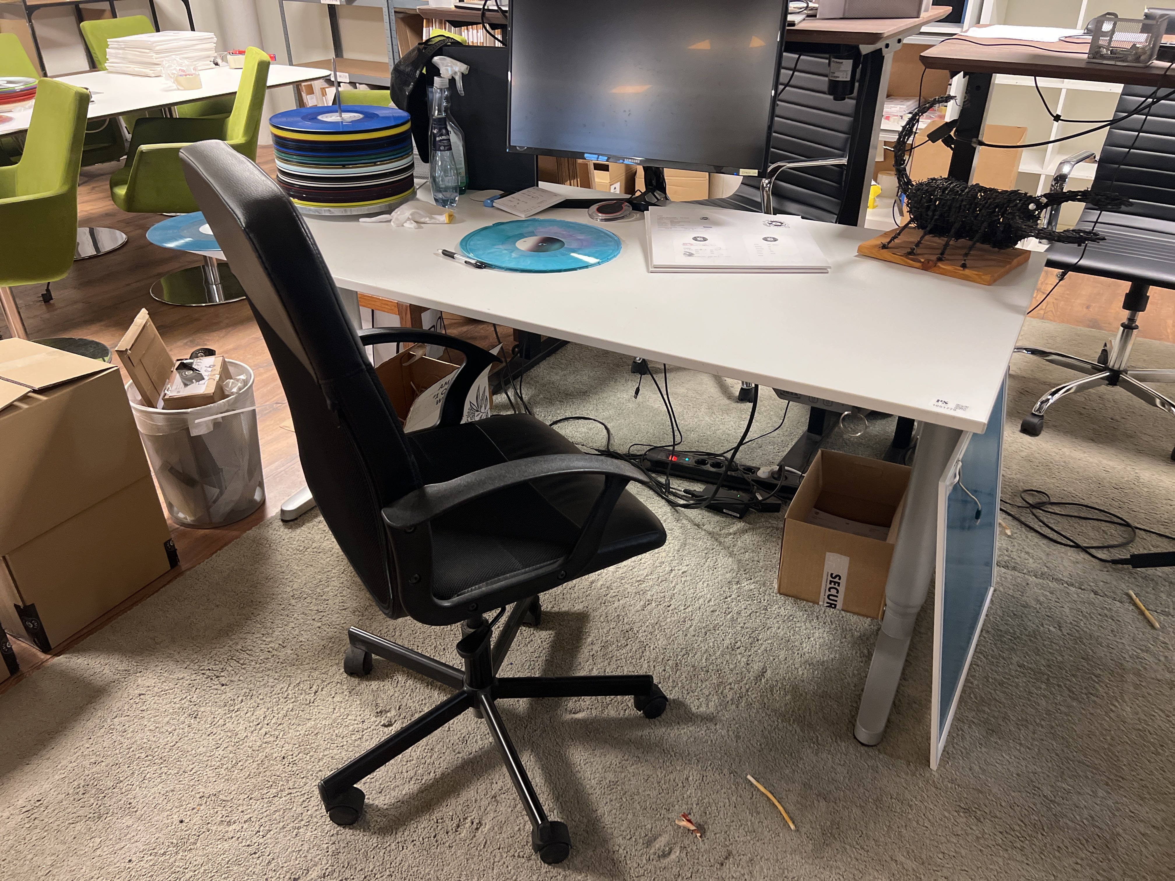 Office workplace rope object - Electric desk & office chair - PS ...