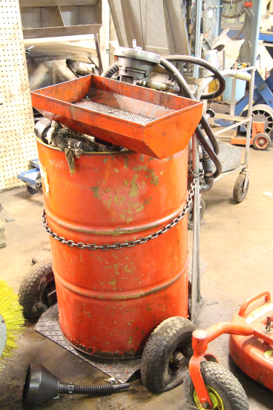 Spilloljetank på vagn med pneumatisk pump - PS Auction - We value the ...