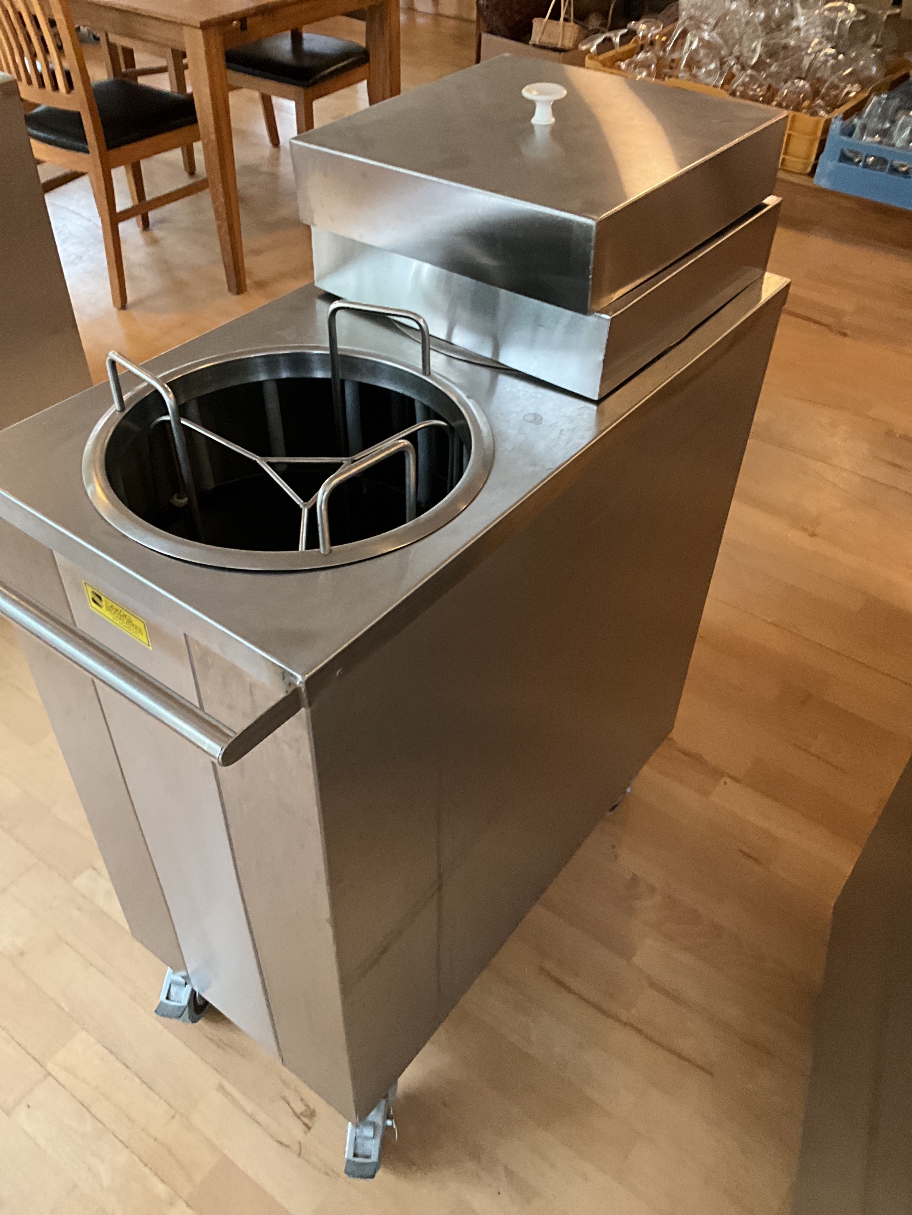 2 plate trolleys with lids - PS Auction - We value the future - Largest ...