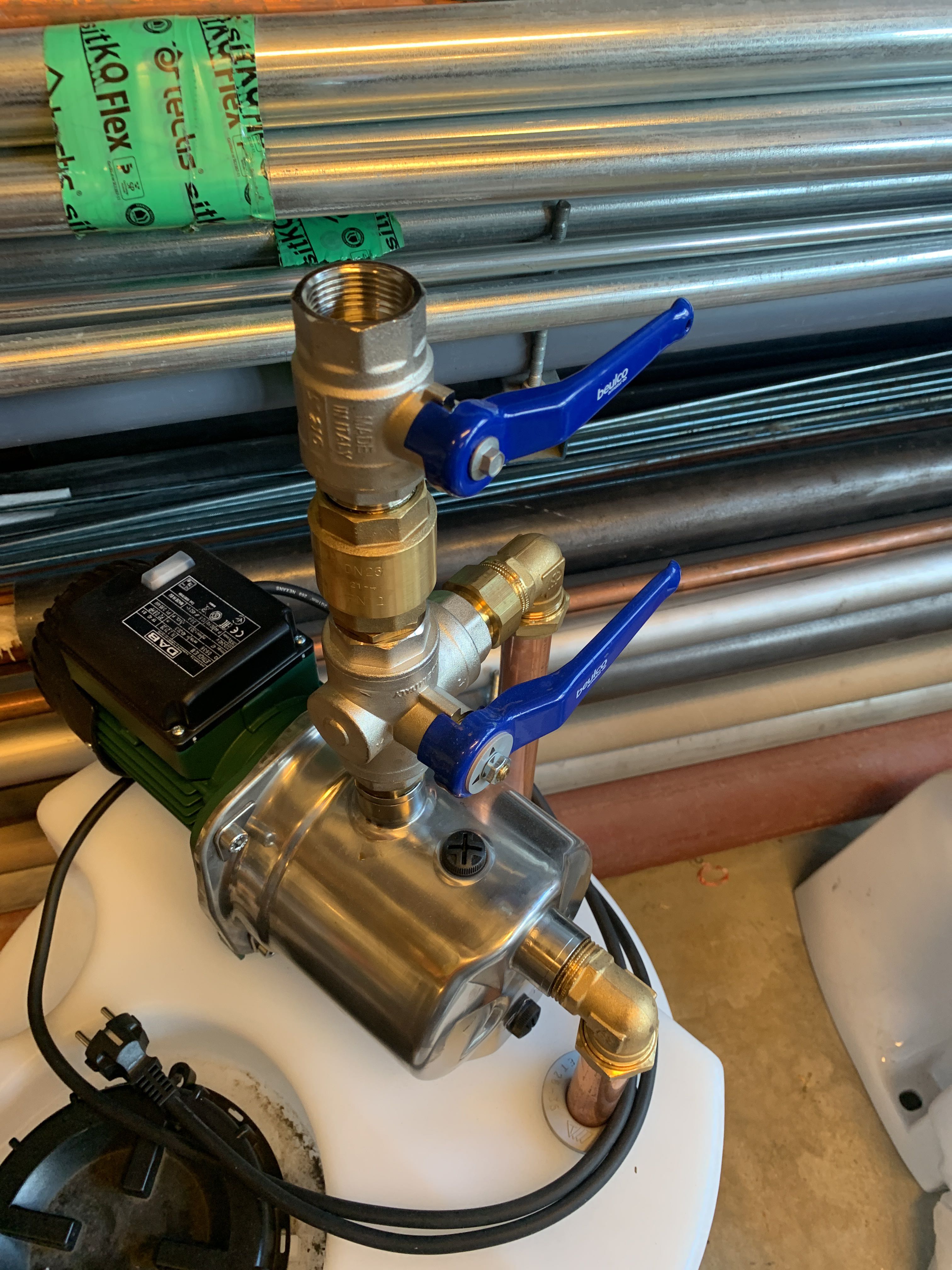 Circulation pump on tank, 2 pieces - PS Auction - We value the future ...