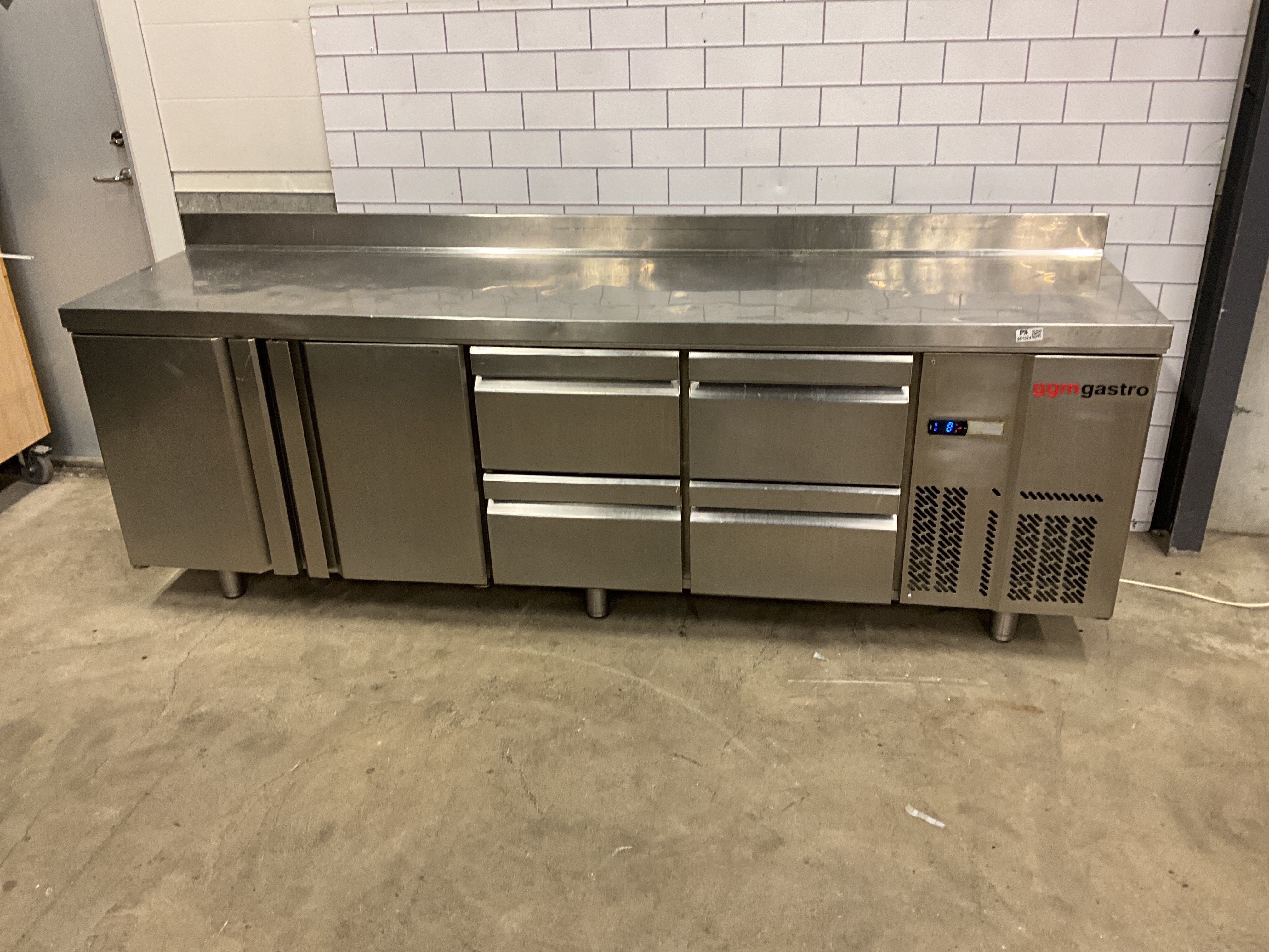 Cooling bench with 2 doors & 4 drawers - PS Auction - We value the ...