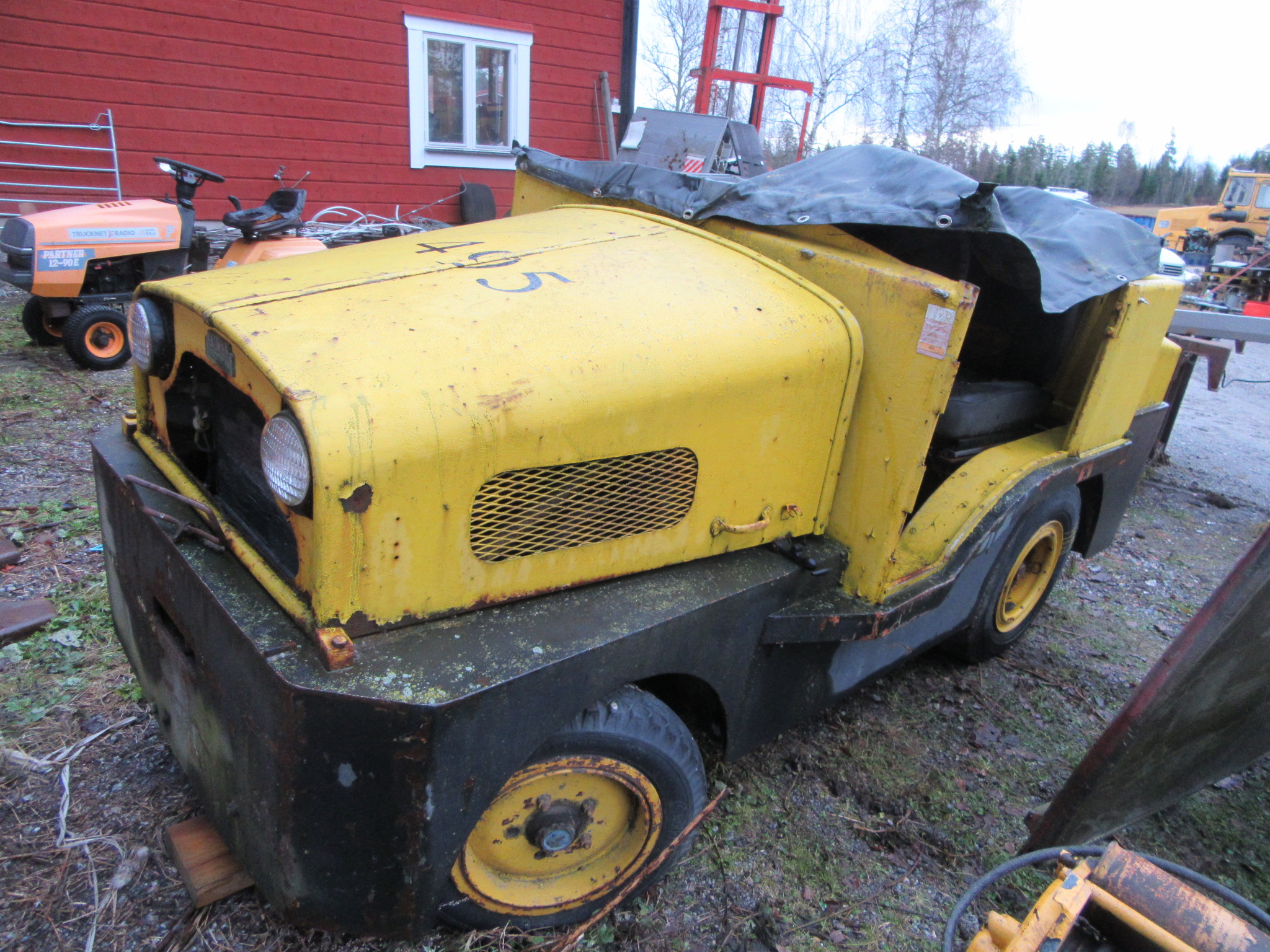 Terminaltruck med Perkins dieselmotor - Auktioner online - Nätauktioner ...