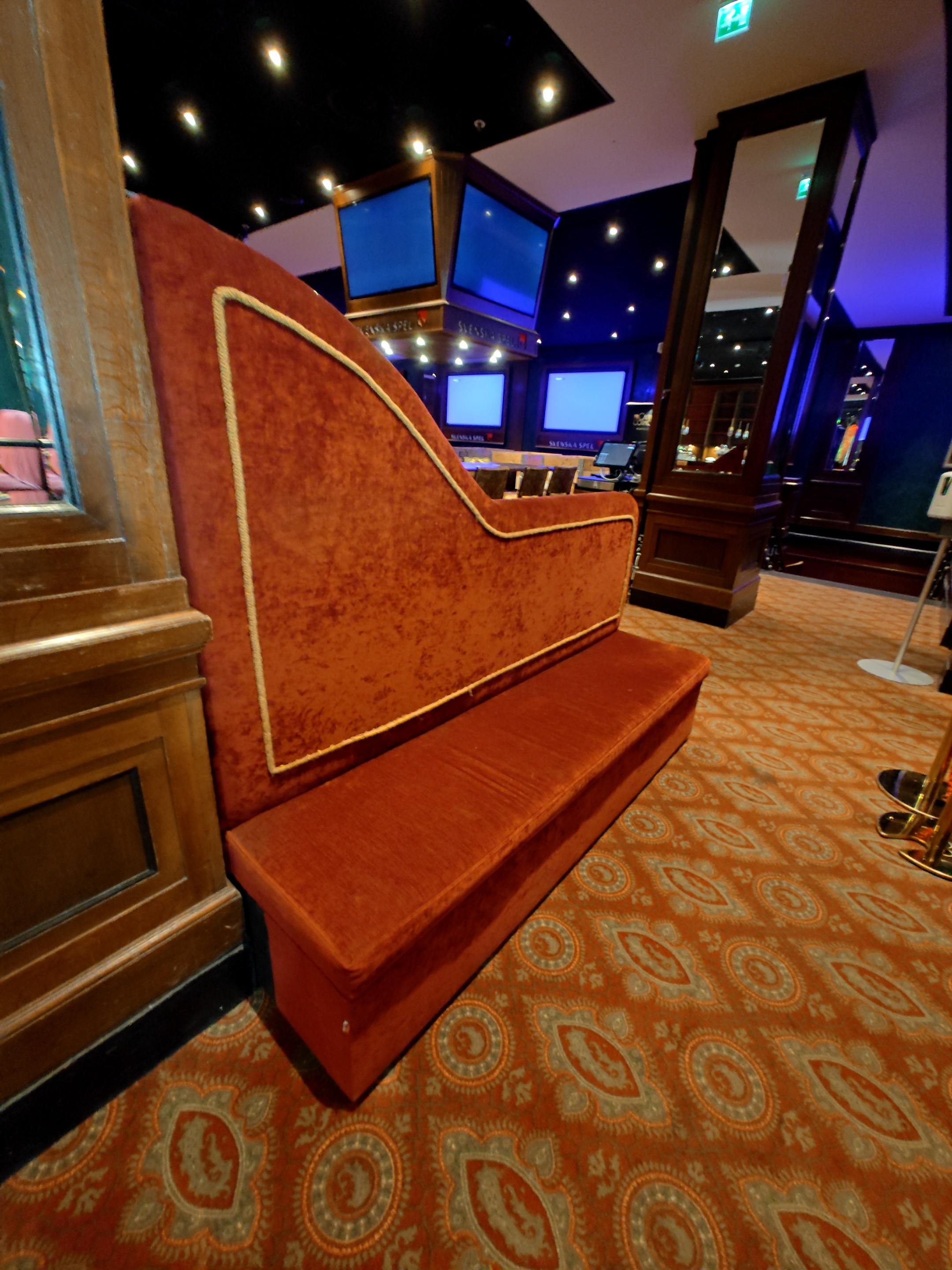 Restaurangmöblemang - Bord, stolar och soffor, 30+ enheter - Auktioner ...