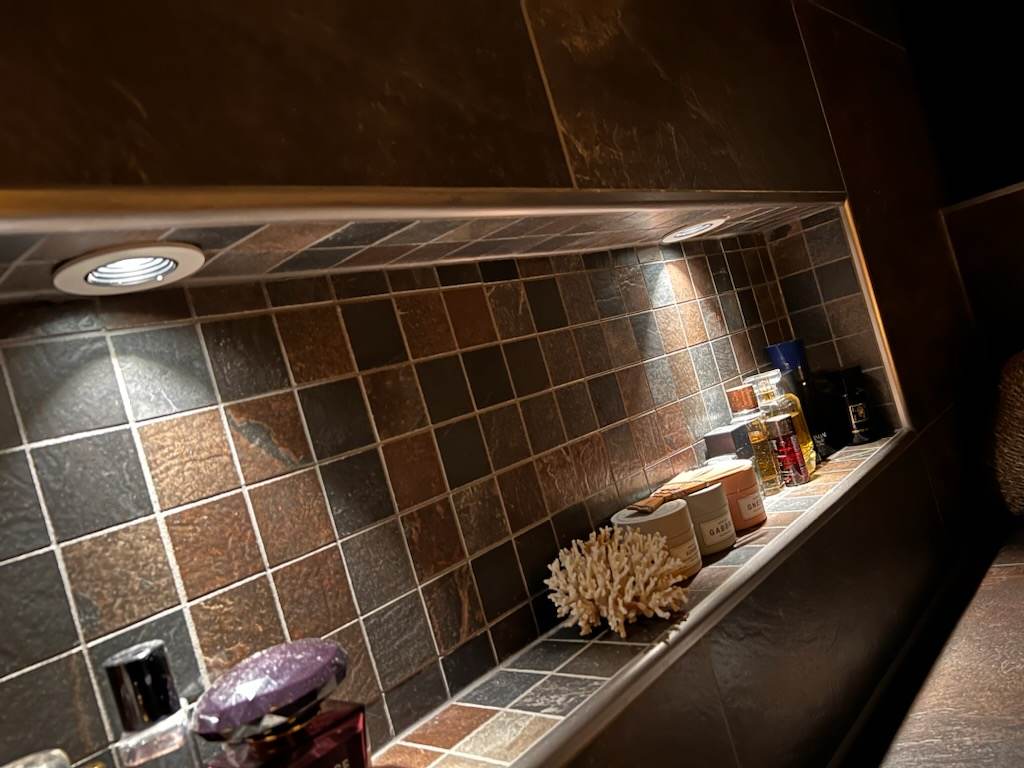 Parti för badrum - [Nya produkter] – klinkers 43+43+5m², matt brun ...