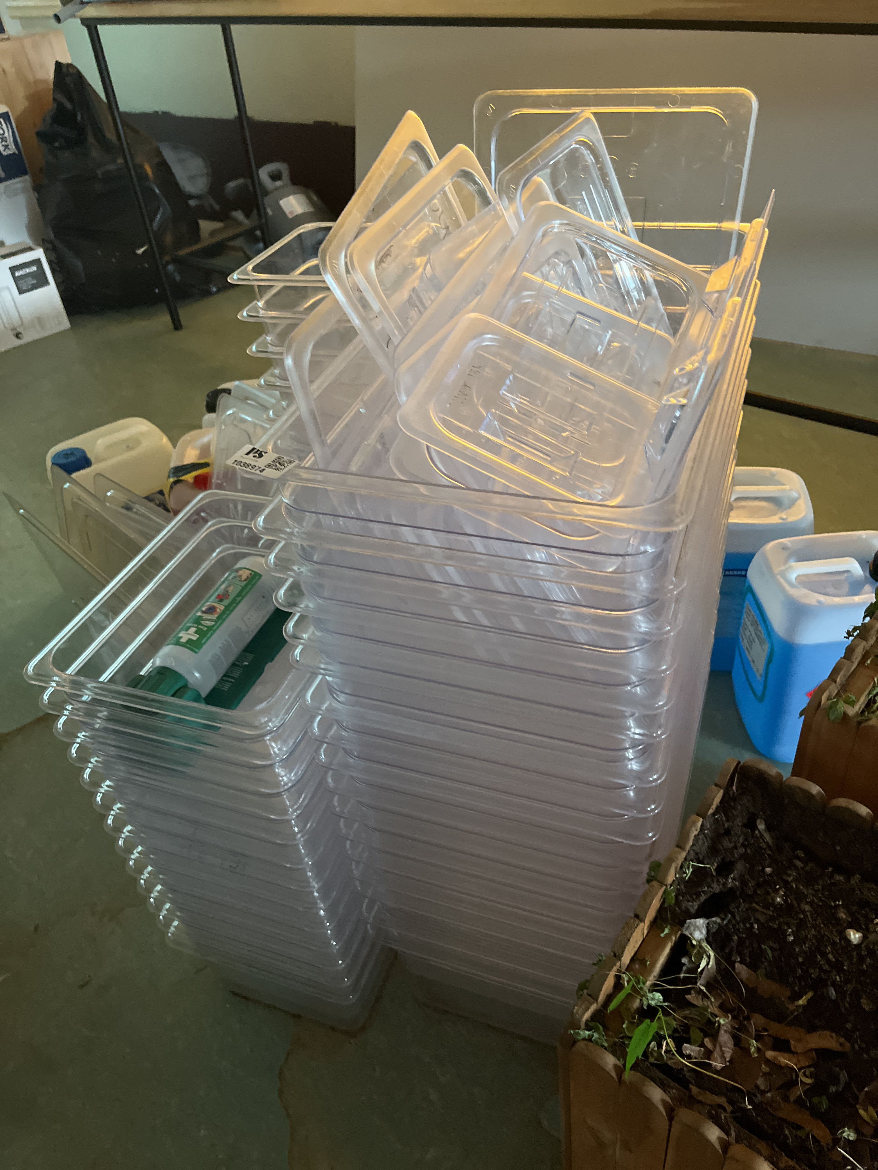 Plastic canteens in various sizes - PS Auction - We value the future ...