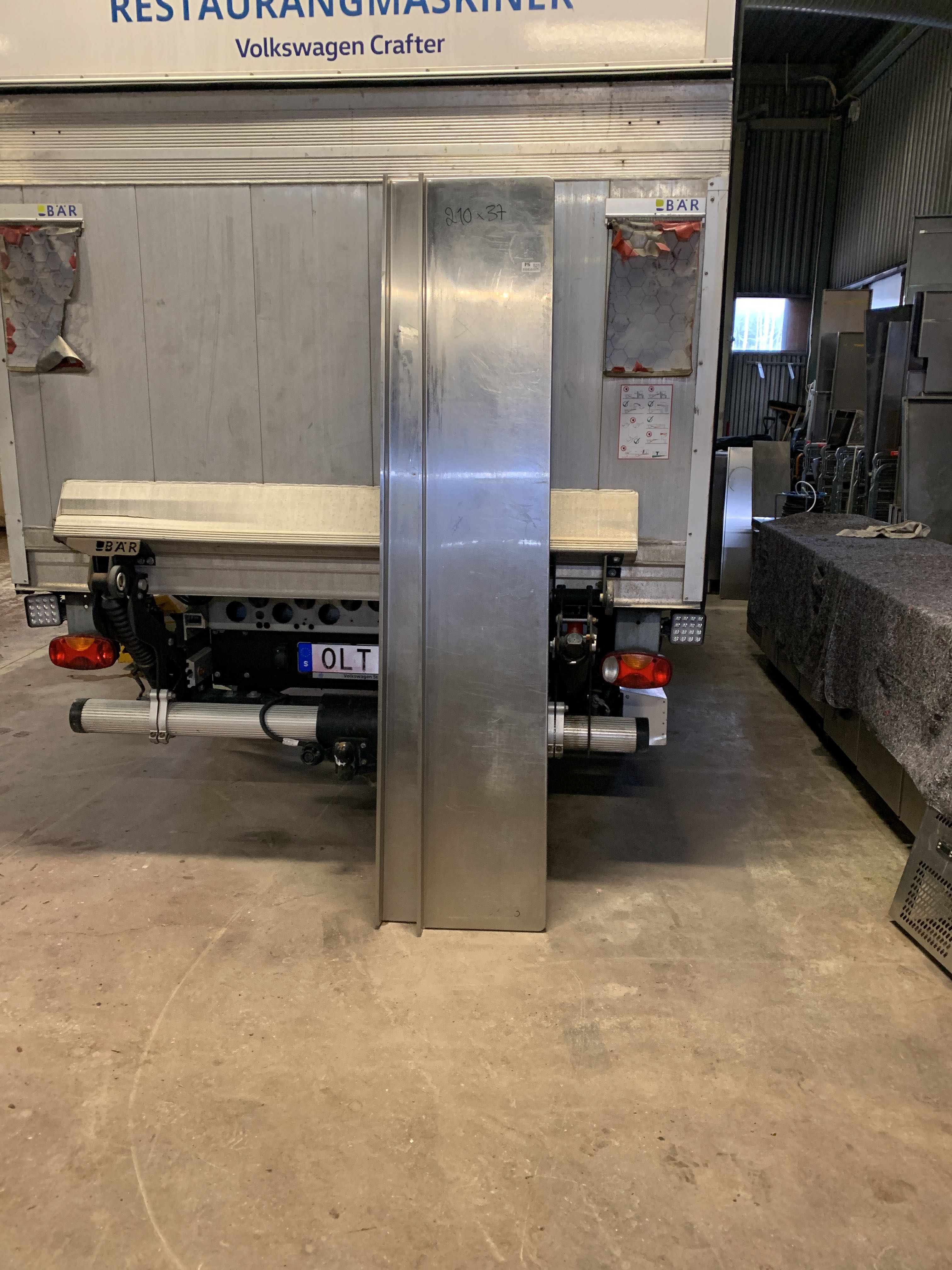 2 st rostfria hyllplan inkl skenor konsoler, Ca 210x37cm - Auktioner ...