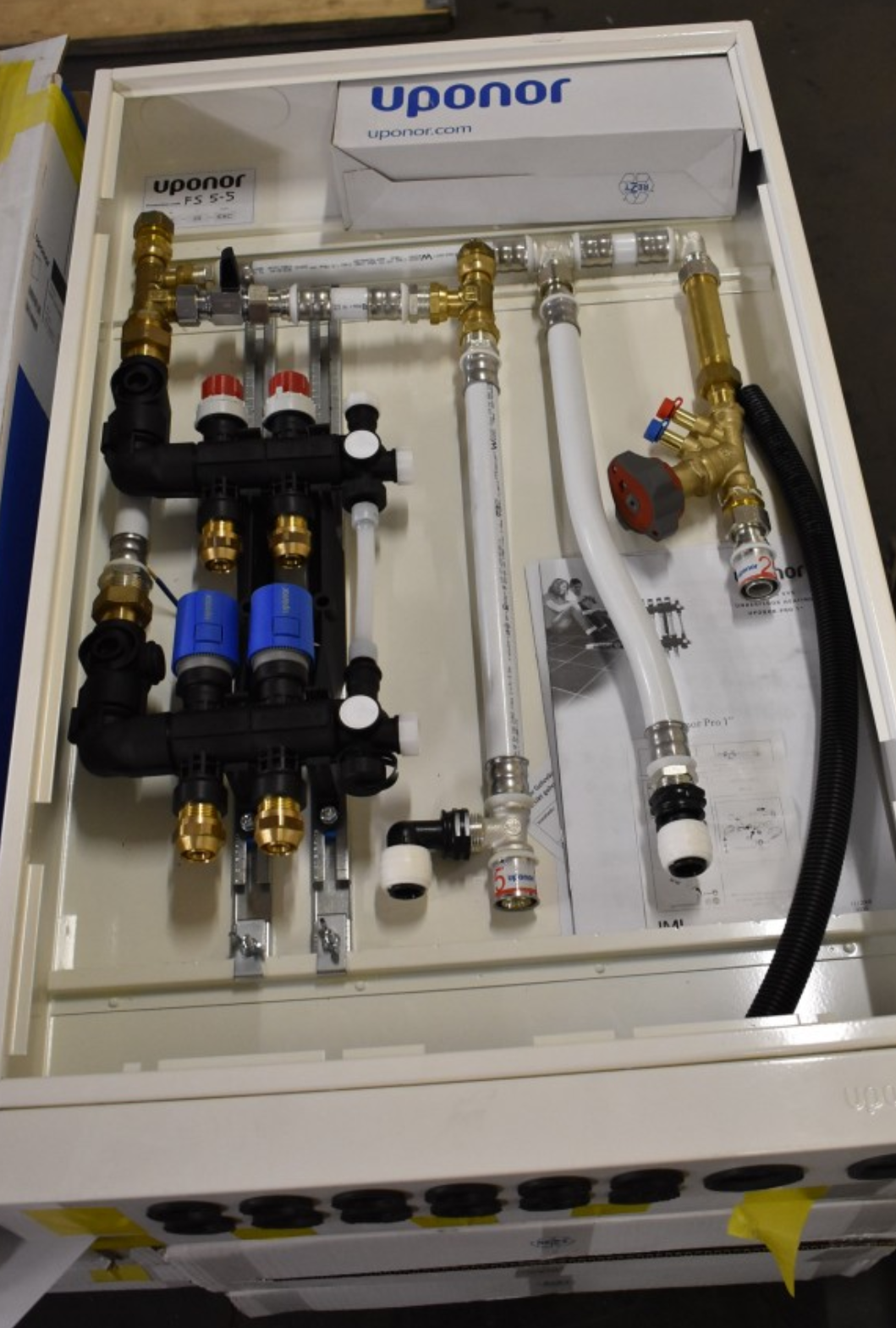 Komplett Uponor Vario fördelarskåp 550x850x108 mm för vattenburen ...