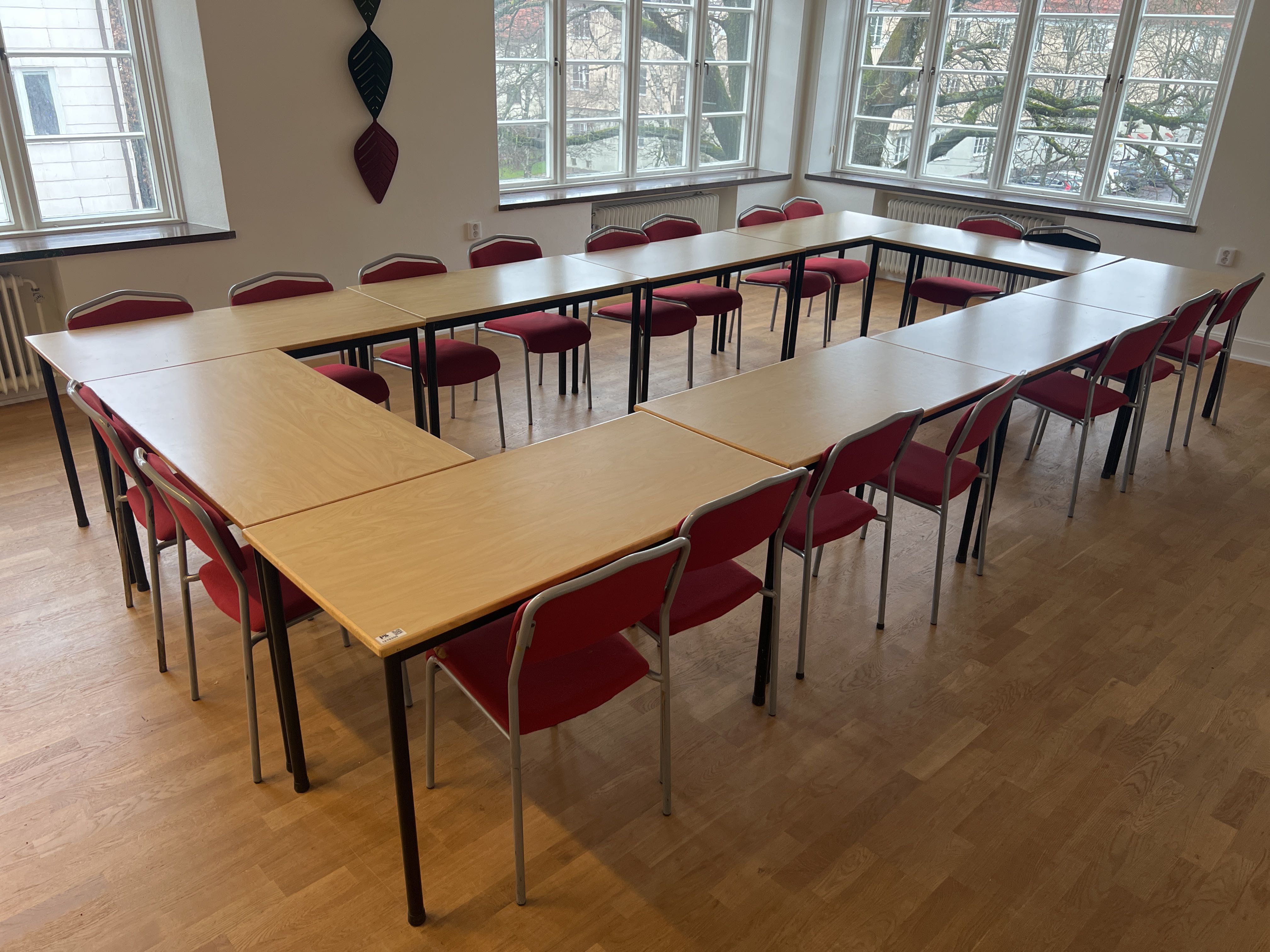 Parti med klassrumsmöbler och inredning - Ca 26st skrivbord, ca 50st ...