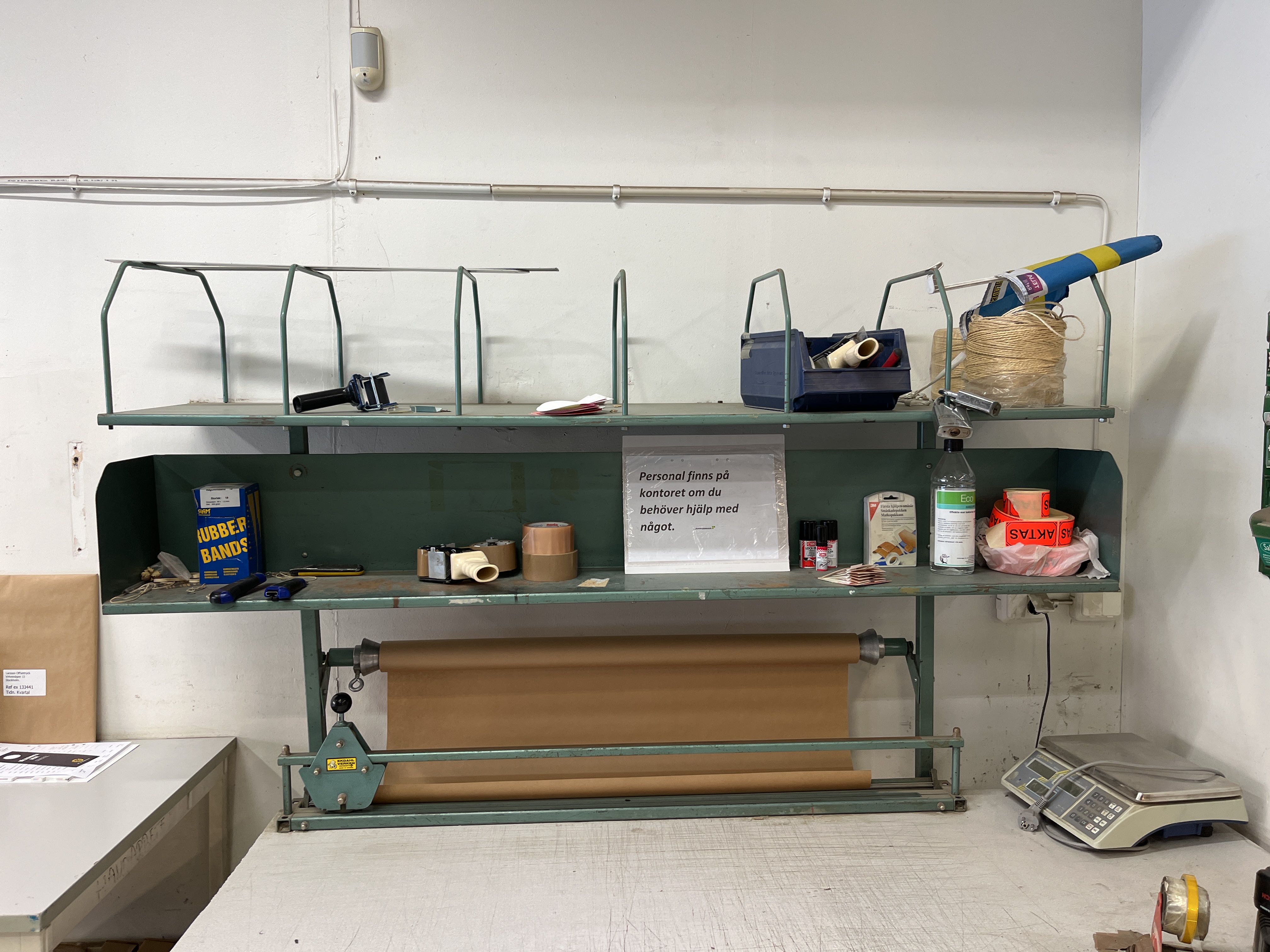 Packing station with digital scales and packing material - PS Auction ...