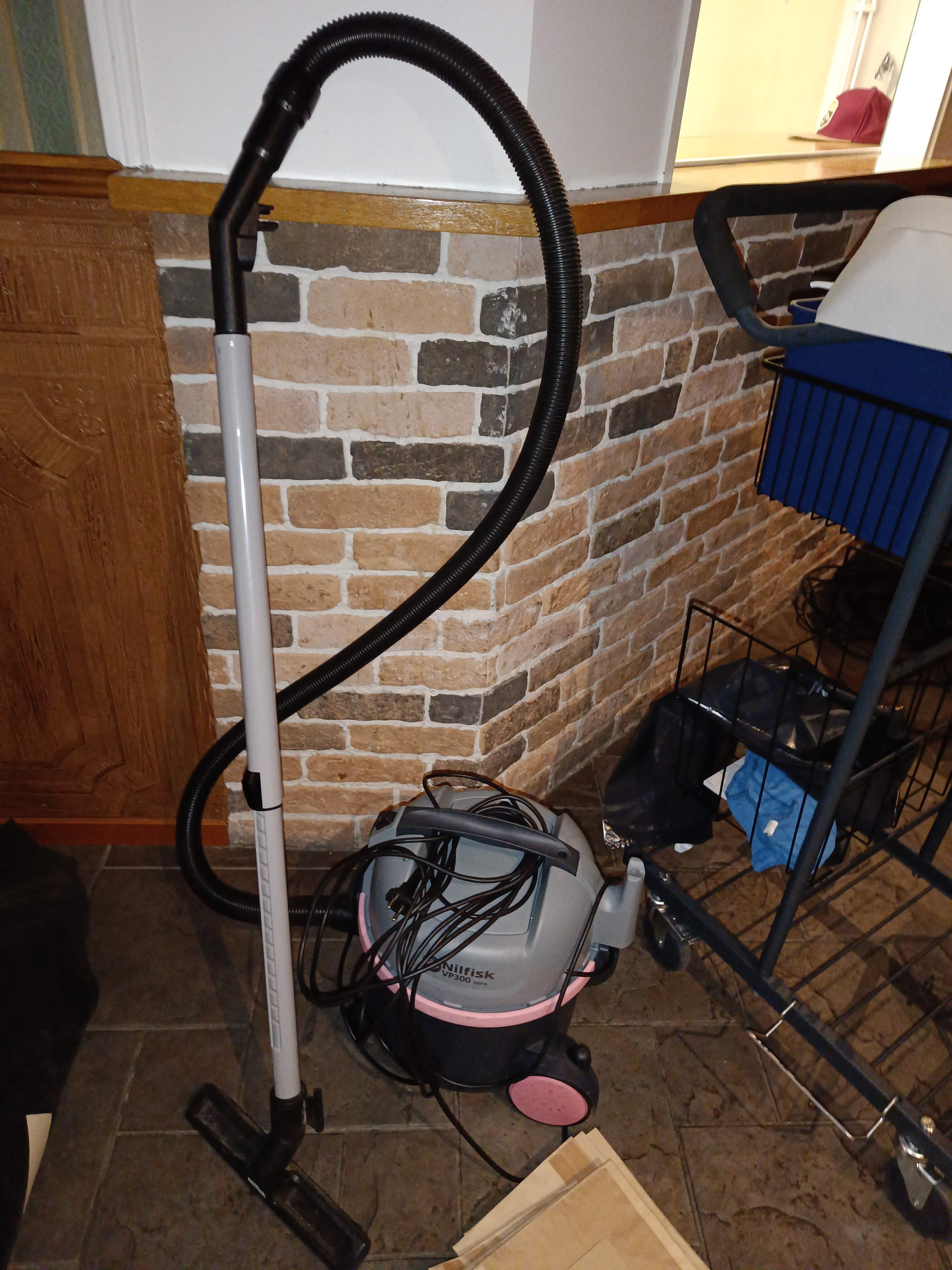 Cleaning cart and vacuum cleaner - PS Auction - We value the future ...