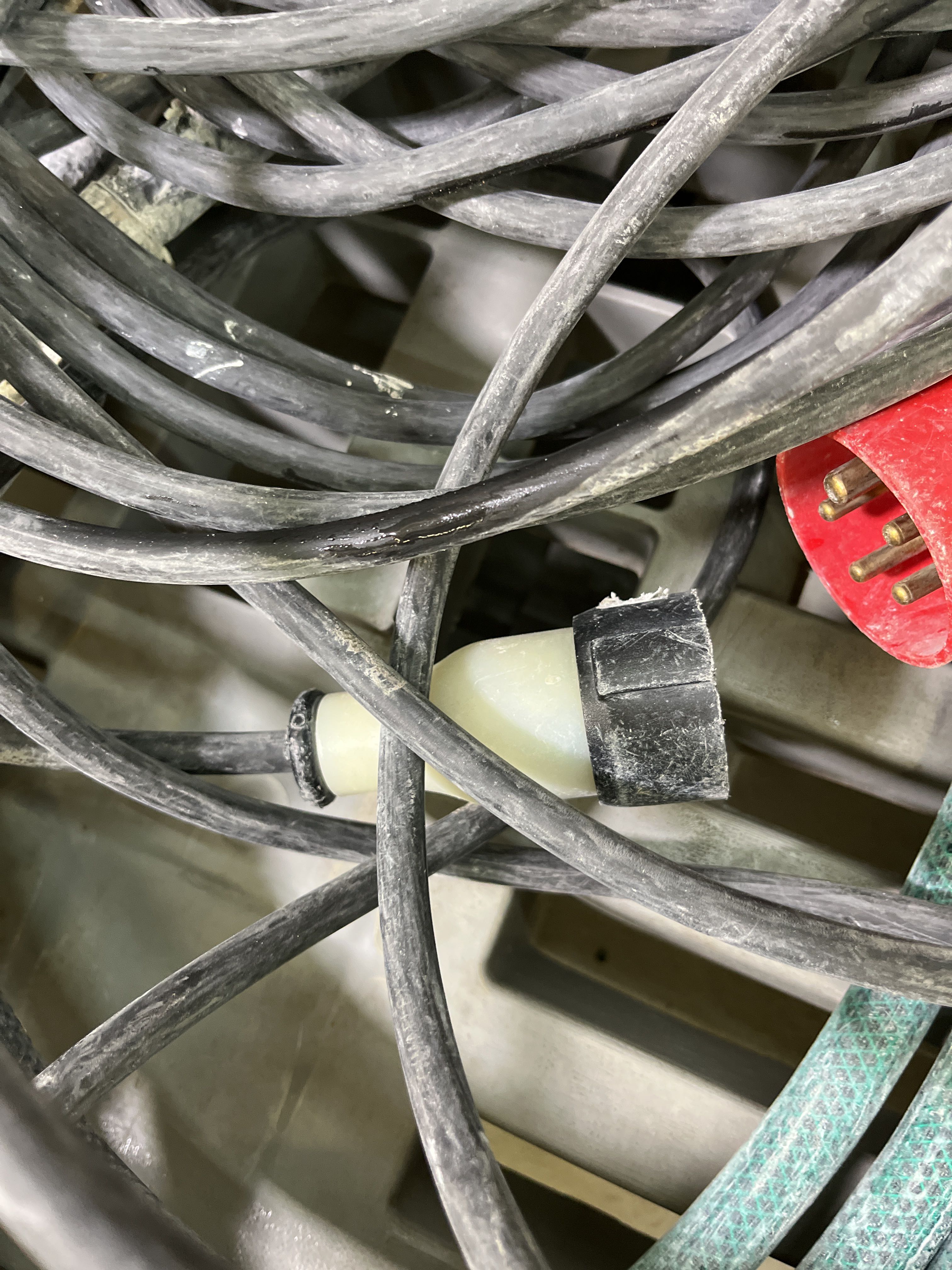 Pallet with cabling, hose, rope - PS Auction - We value the future ...