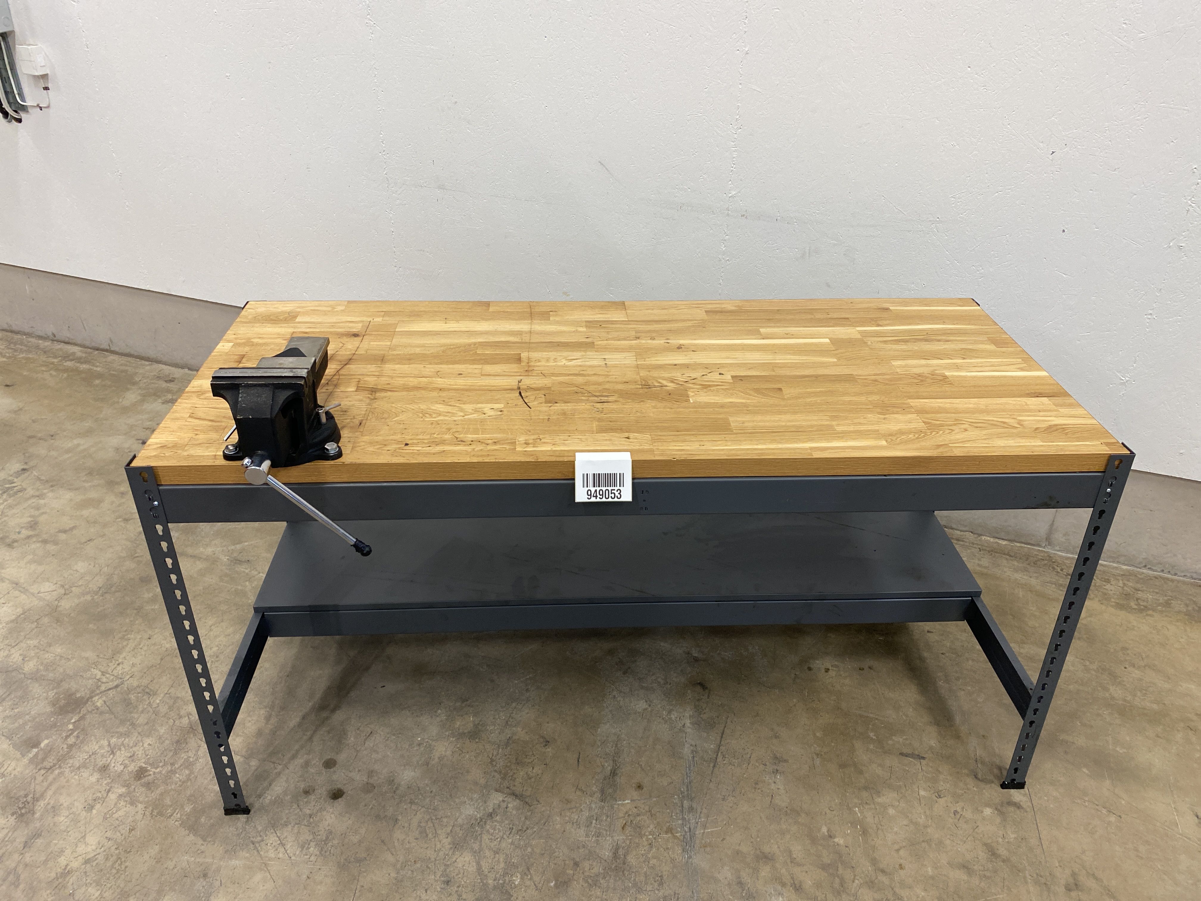Workbench with vise - PS Auction - We value the future - Largest in net ...
