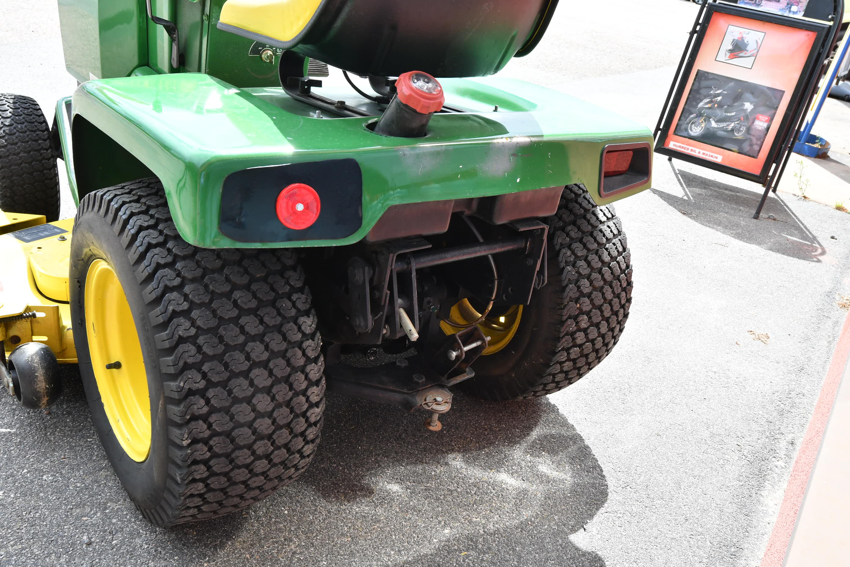 Garden tractor JOHN DEERE 330 Diesel - PS Auction - We value the future ...