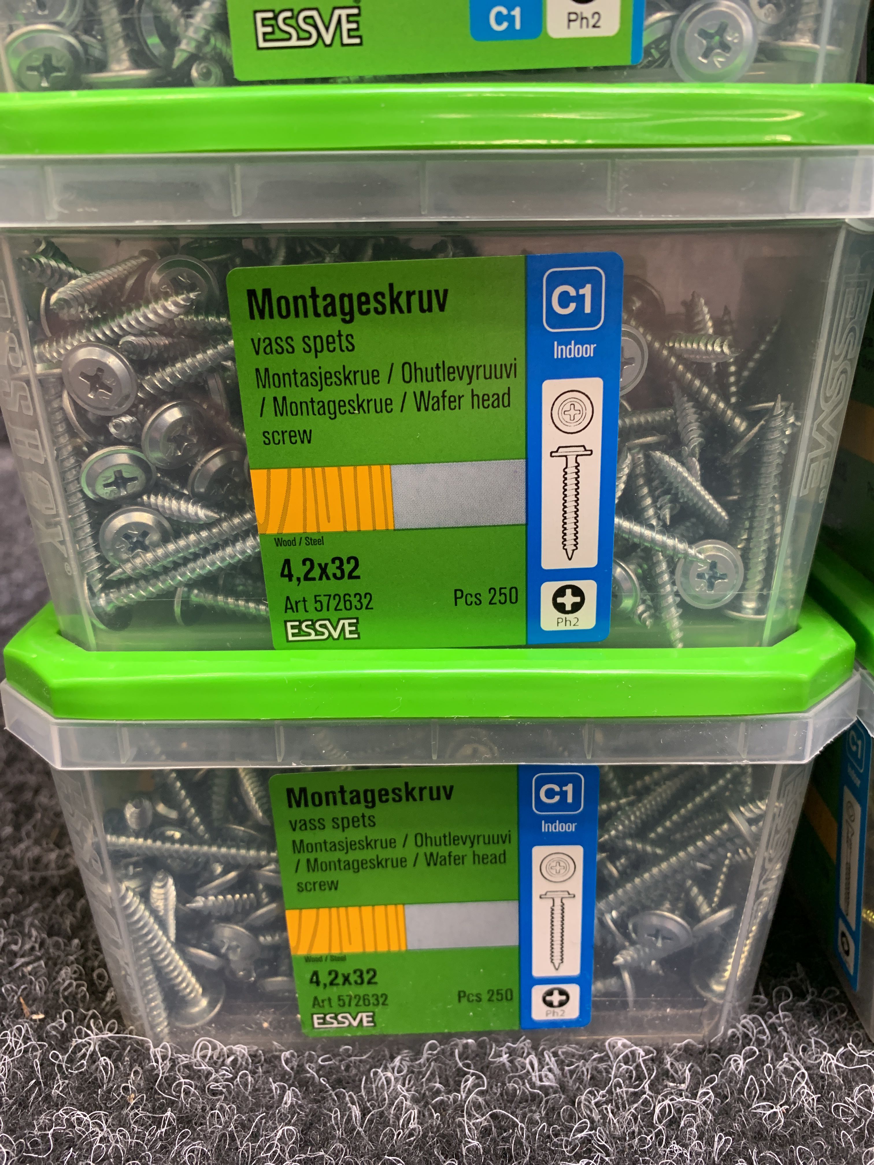 Sortiment med montageskruv, golvskruv, gipsskruv & list-sockelskruv ...