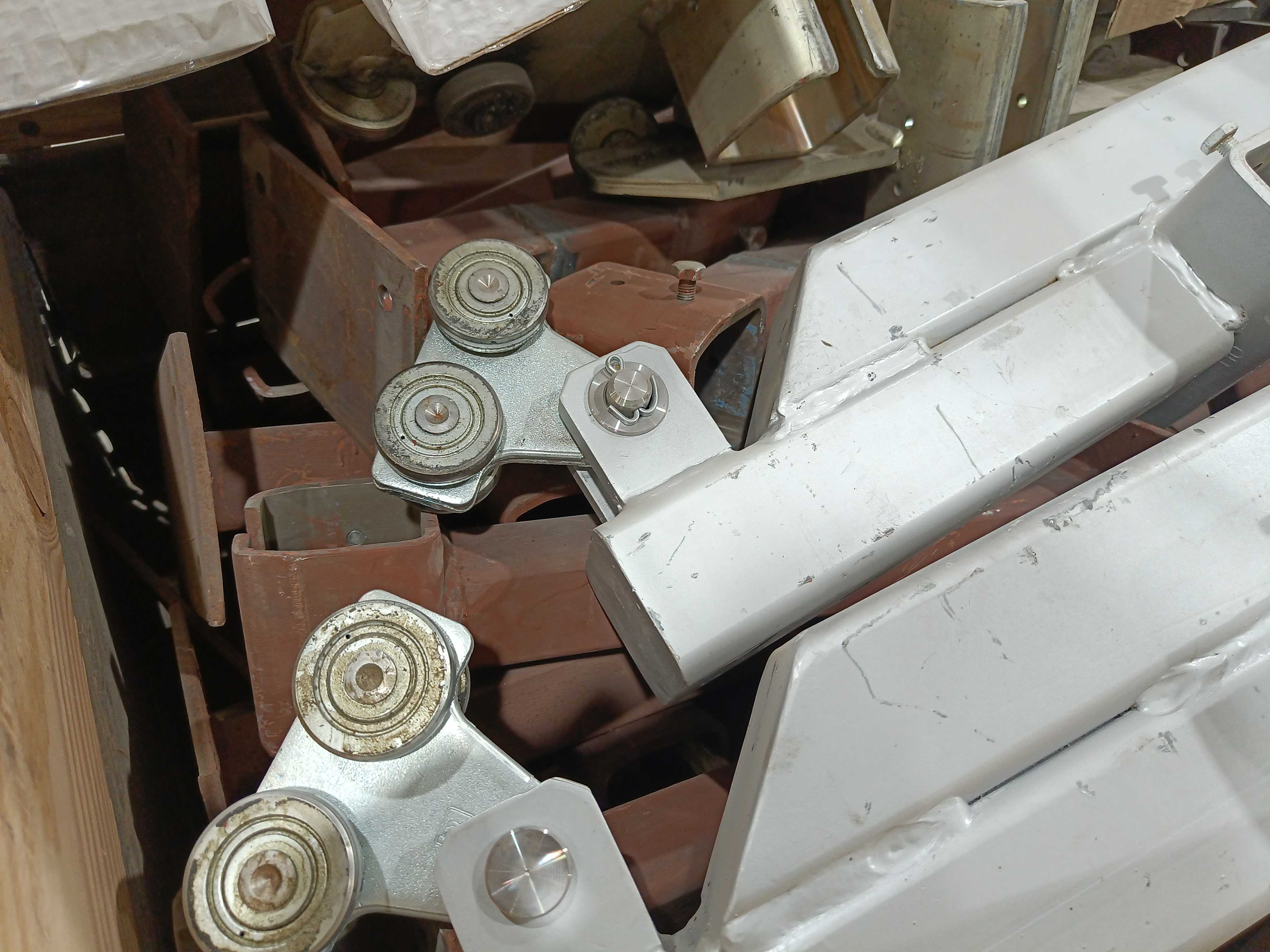 3 pallets with traverse motors and accessories - PS Auction - We value ...