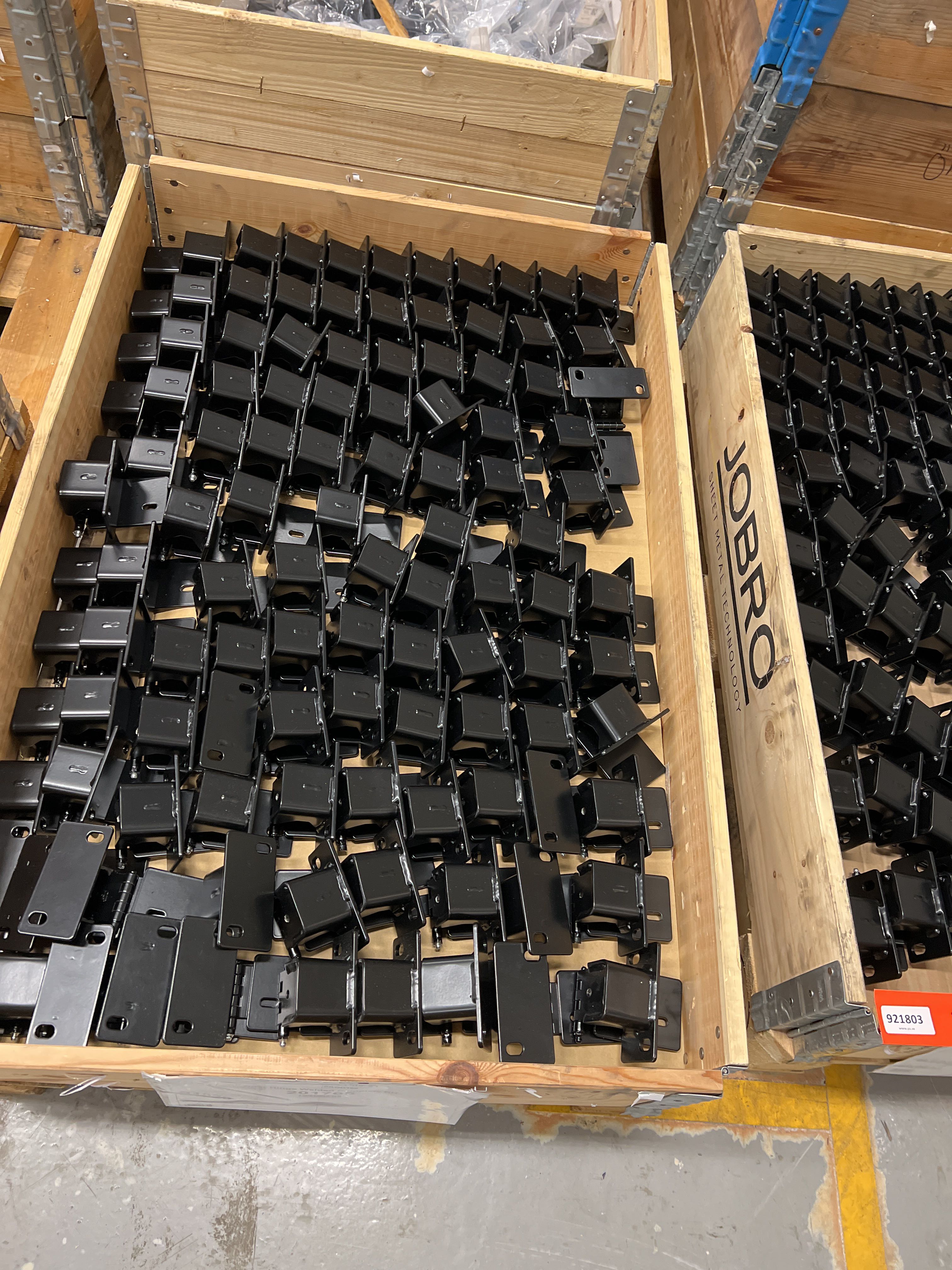 7 pallets with various vehicle details - PS Auction - We value the ...