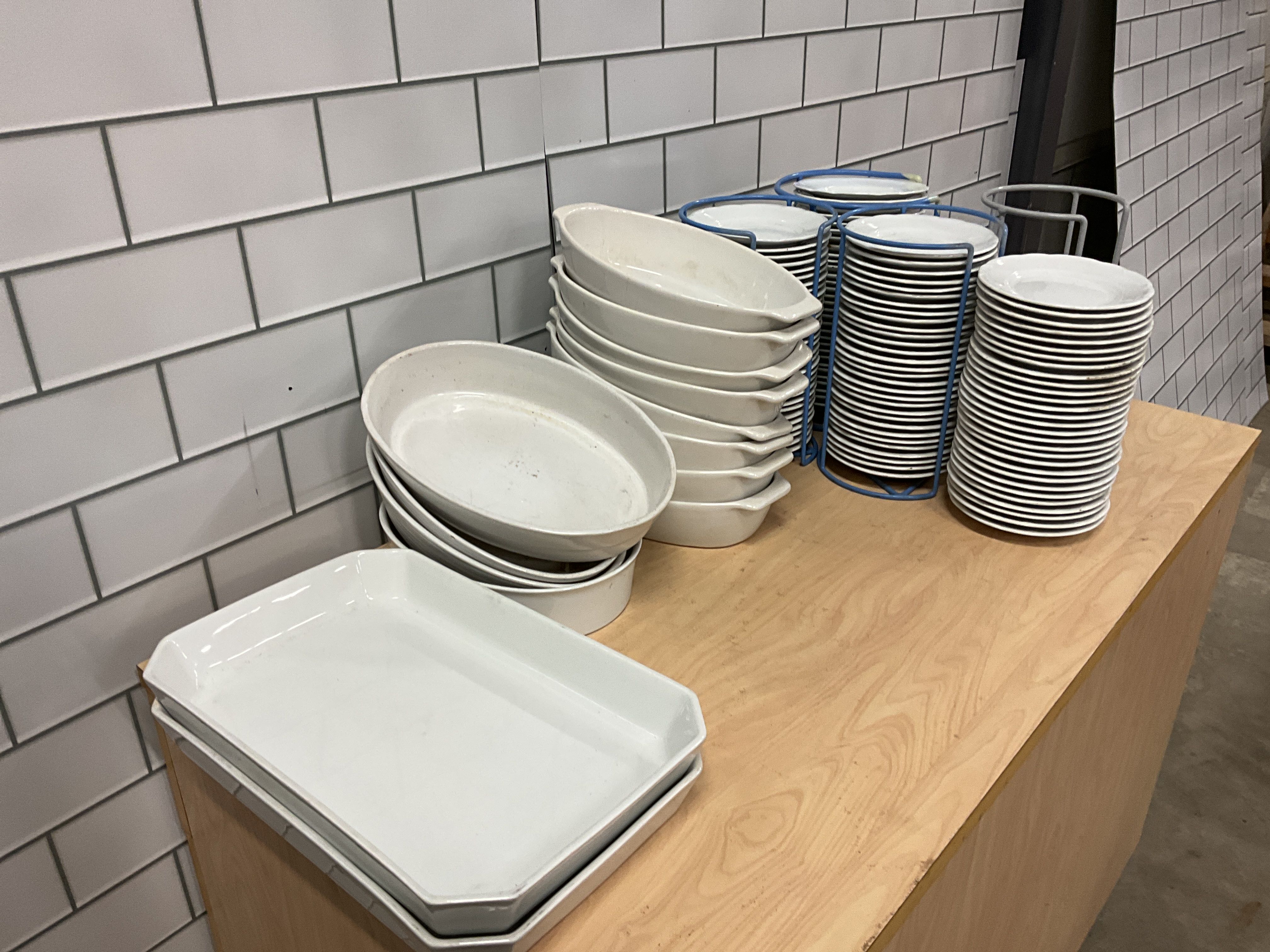 Lot of plates and porcelain dishes - PS Auction - We value the future ...