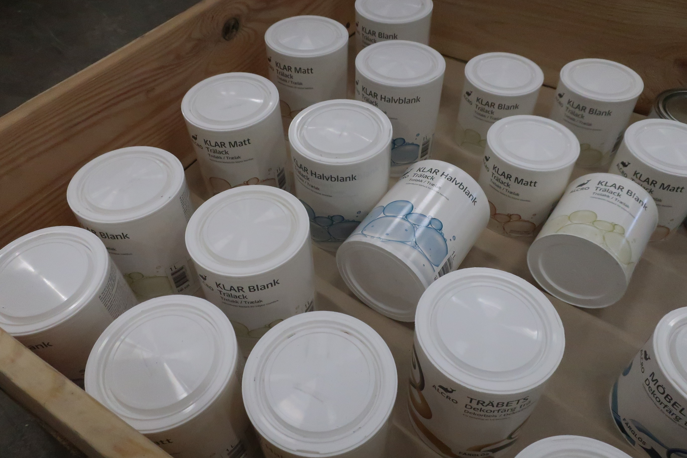 Sortiment med färg (Servalac Halvblank, Köksbänksolja, Möbellasyr m.fl ...