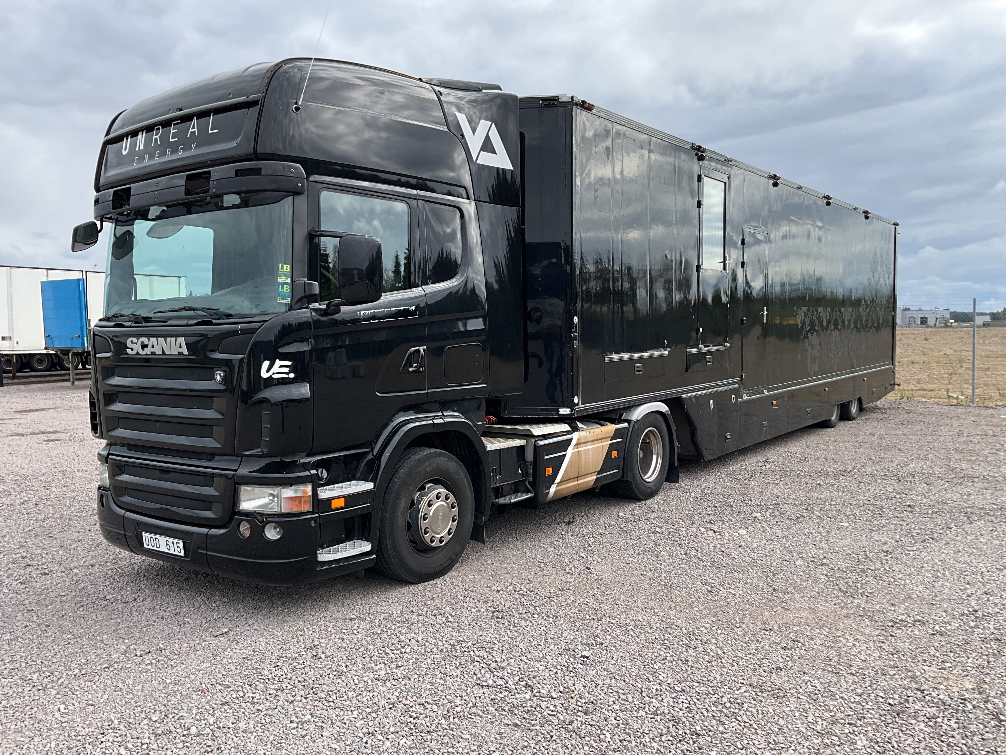 Scania dragbil med VM-trailer för racing - Auktioner online ...