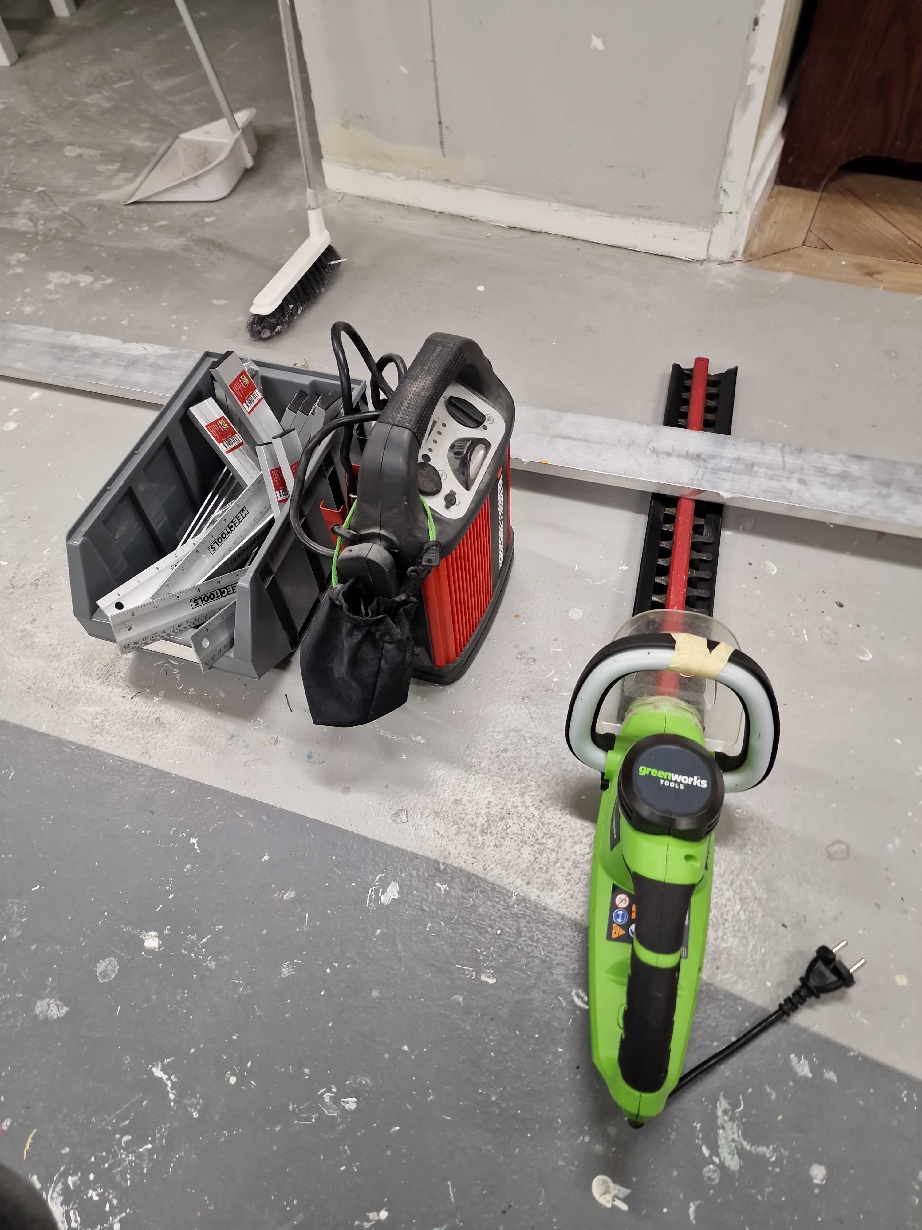 Various tools, Trimmer, Radio and more - PS Auction - We value the ...