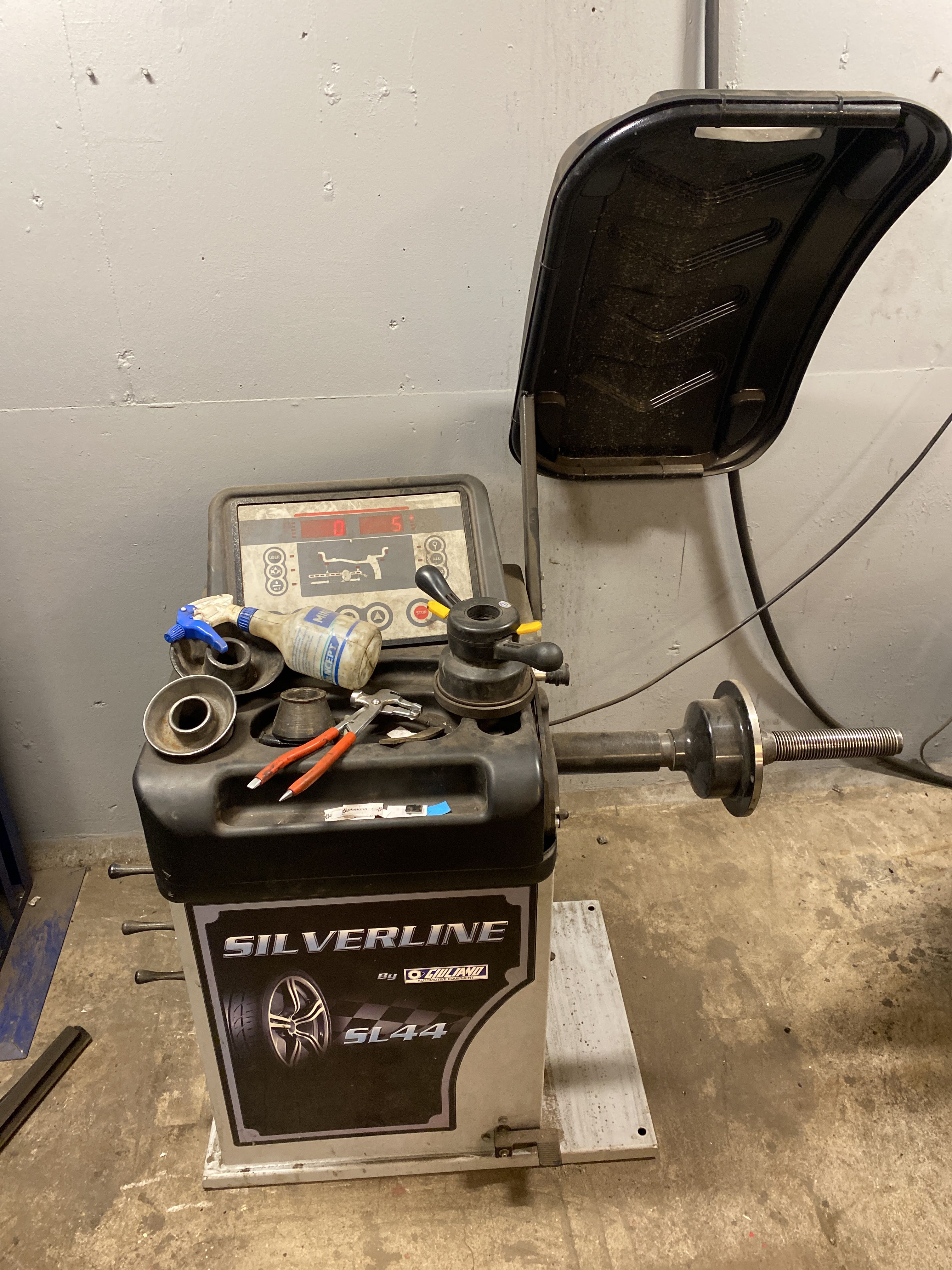 Tire balancing machine Silverline SL44 - PS Auction - We value the ...