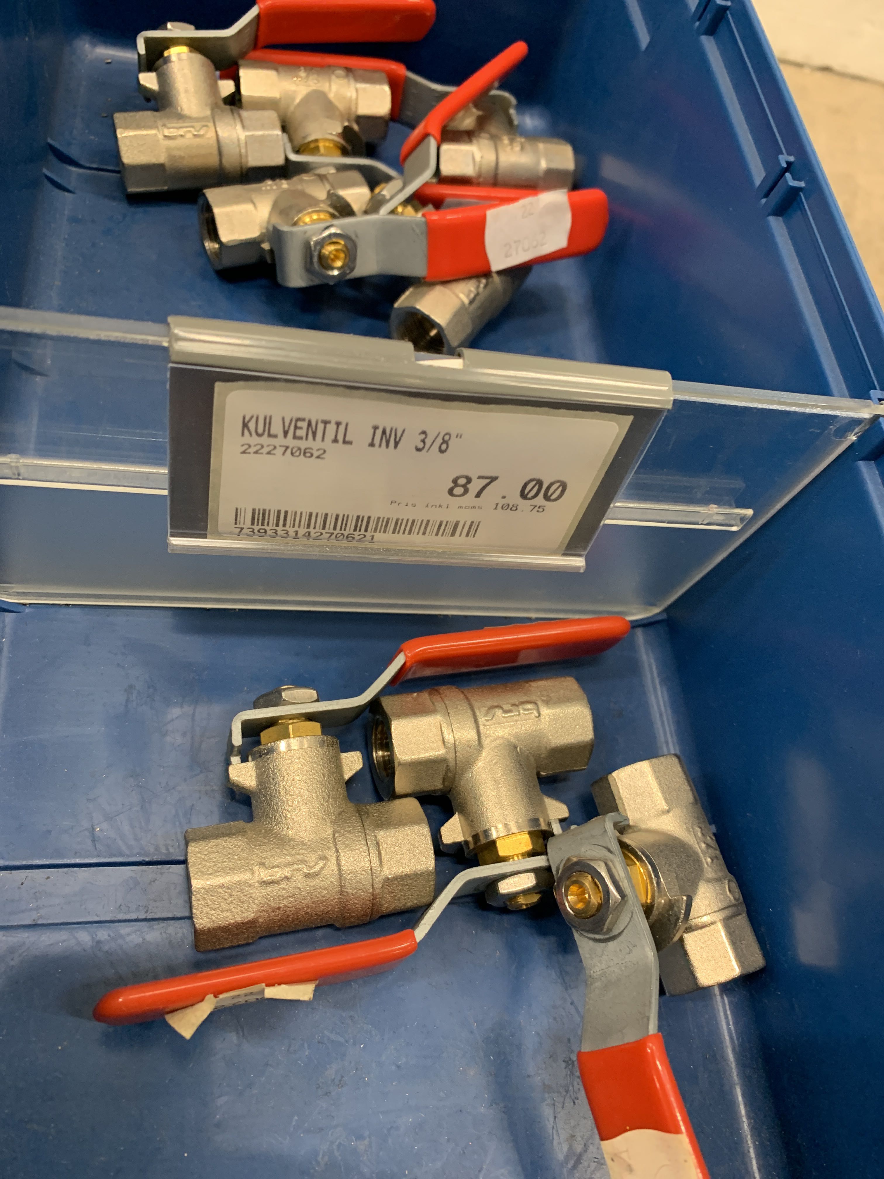 Sortiment med VVS-detaljer, kulventiler, nipplar m.m - Auktioner online ...