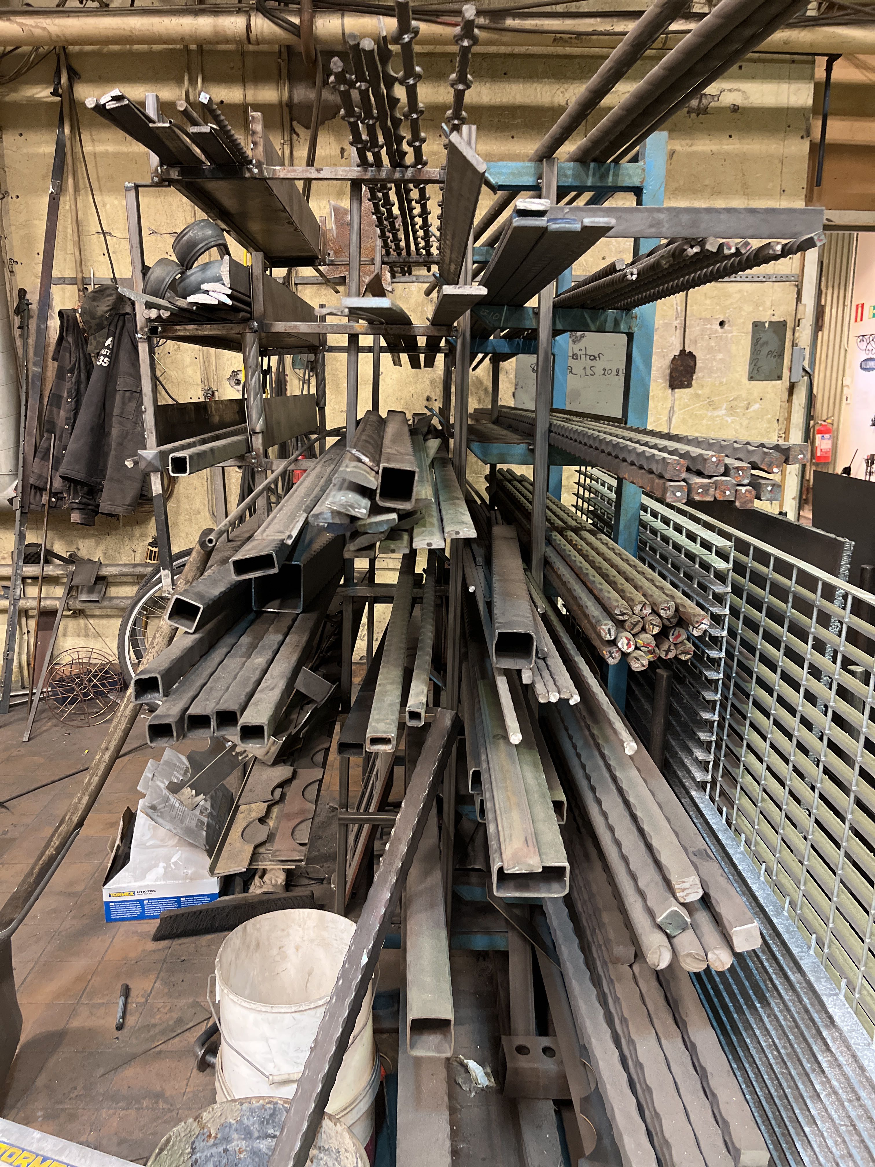 Samling med diverse metallprofiler i varierat utförande - Auktioner ...