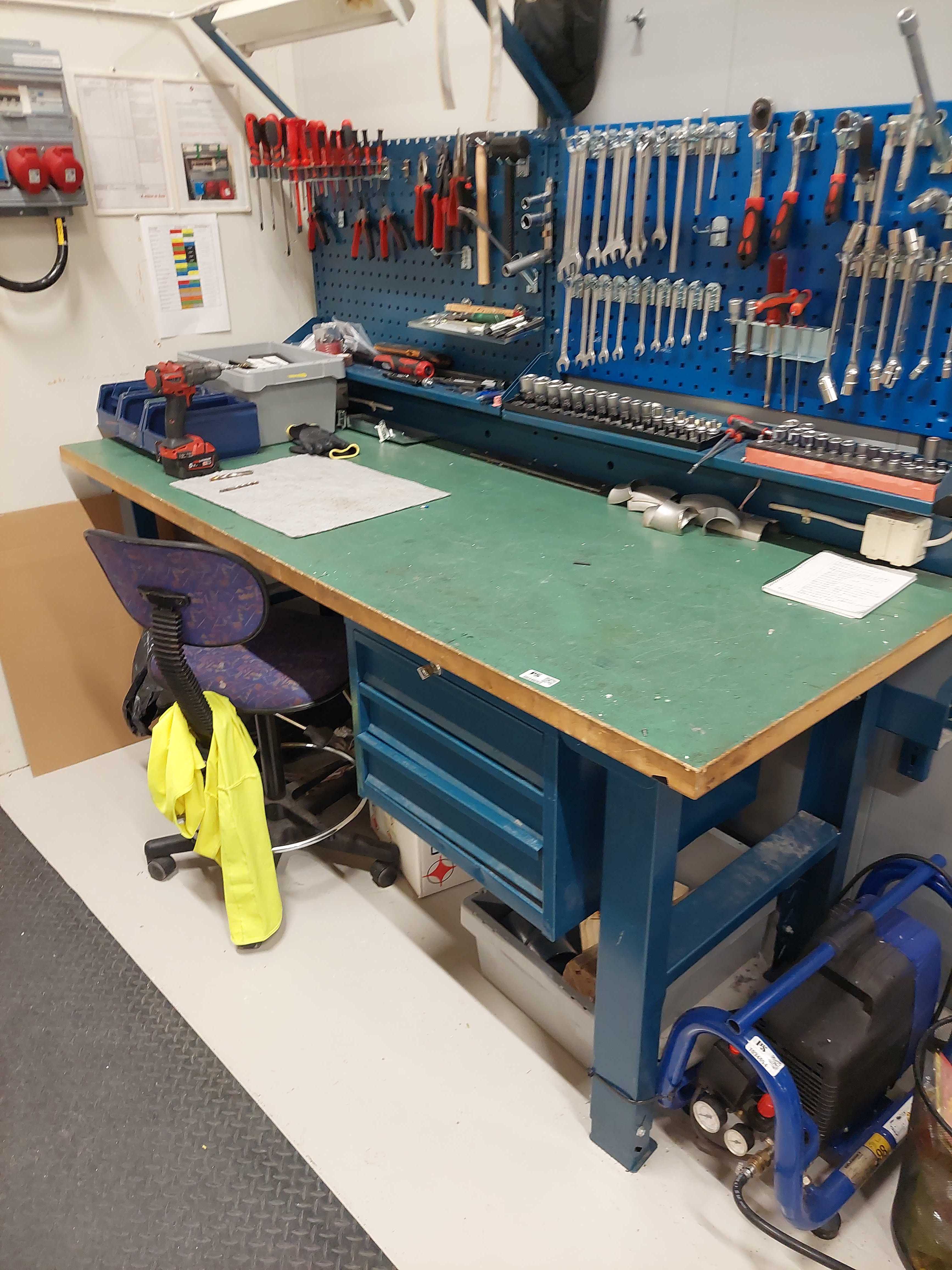 Workbench with tools - PS Auction - We value the future - Largest in net auctions