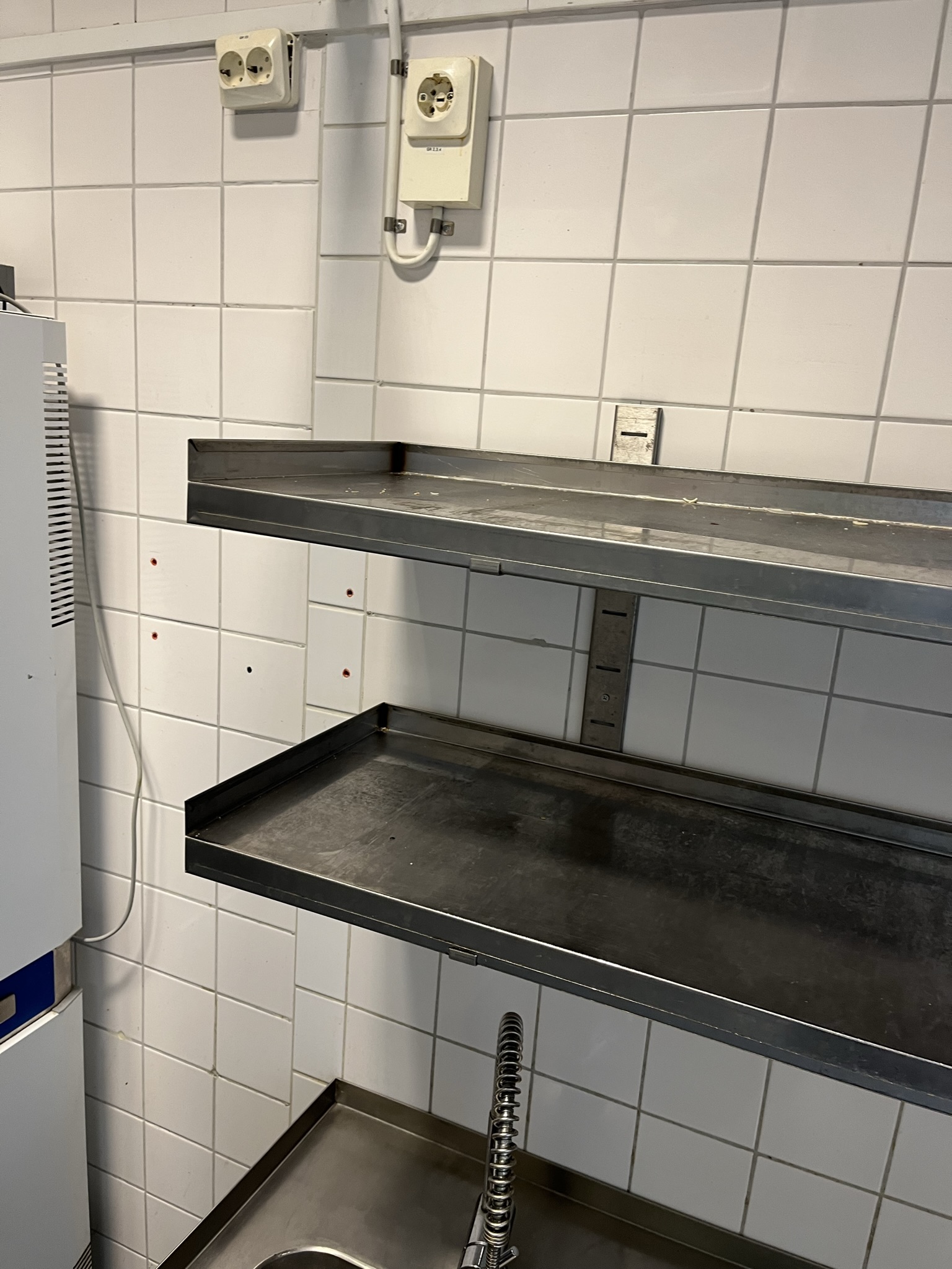 Rostfri beredskapsbänk inklusive rostfri hylla - Auktioner online ...