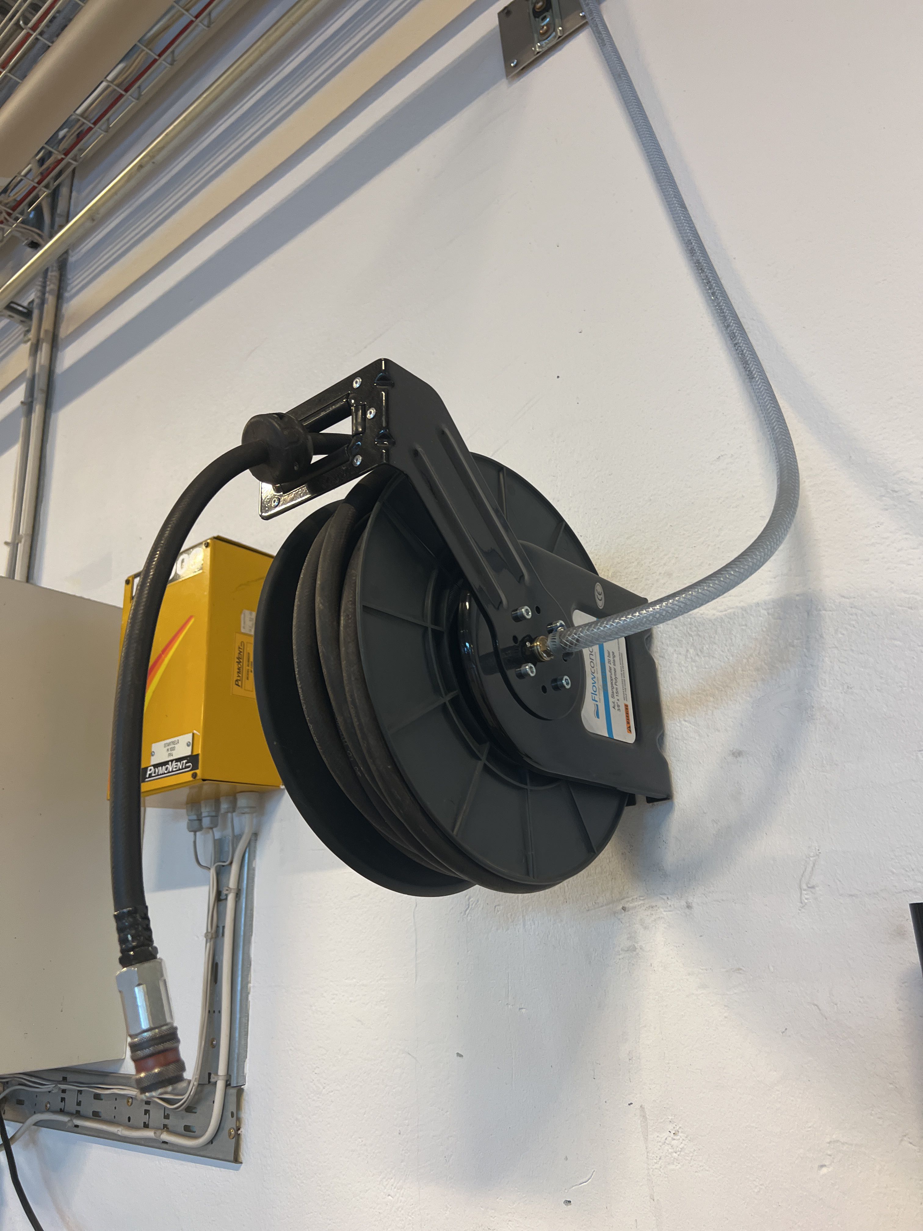 Cable and compressed air winches, 2 pieces - PS Auction - We value the ...