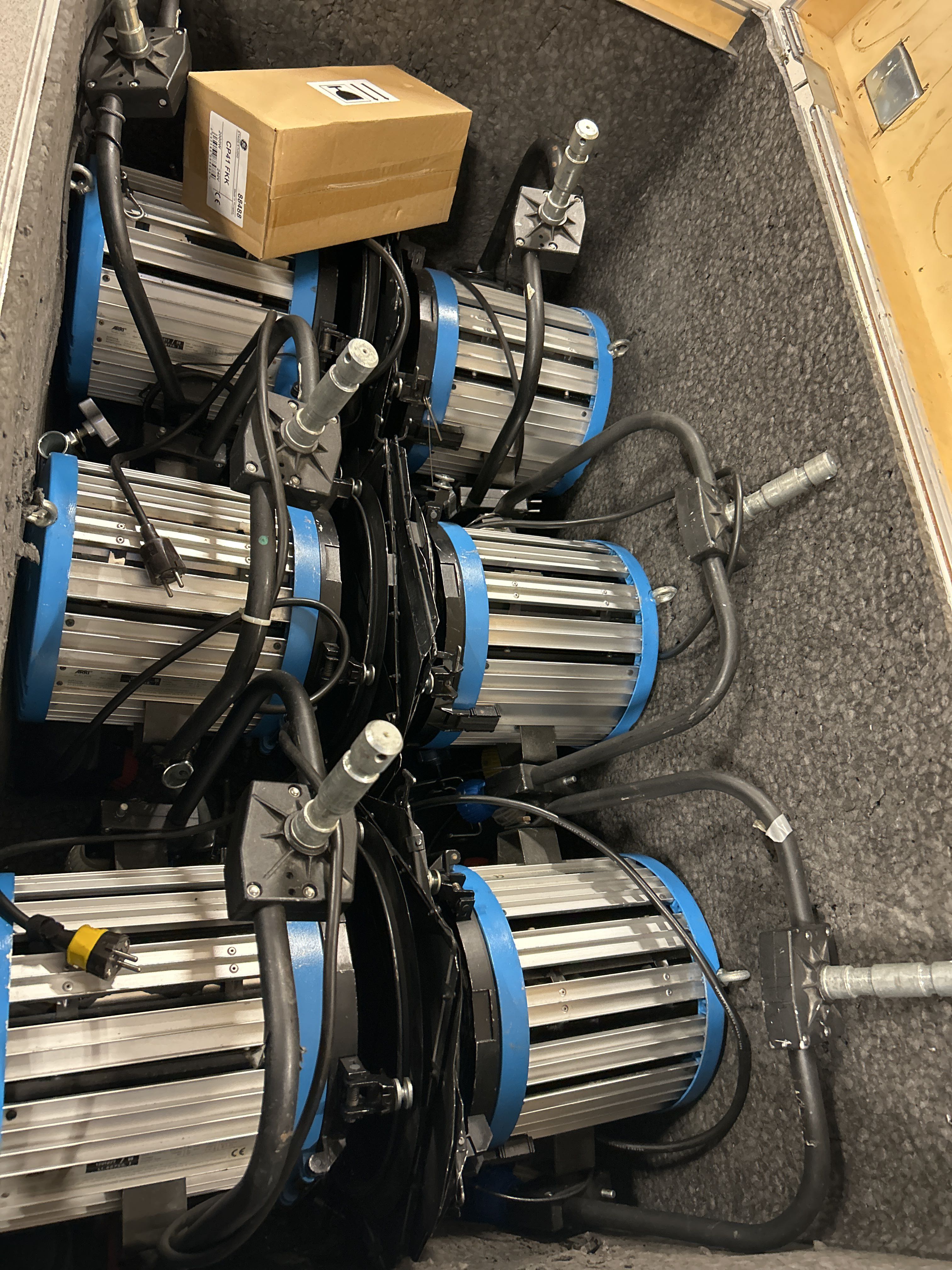 Scenarmaturer 6 st med fästen i case – Arri Studio 2000 - Auktioner ...