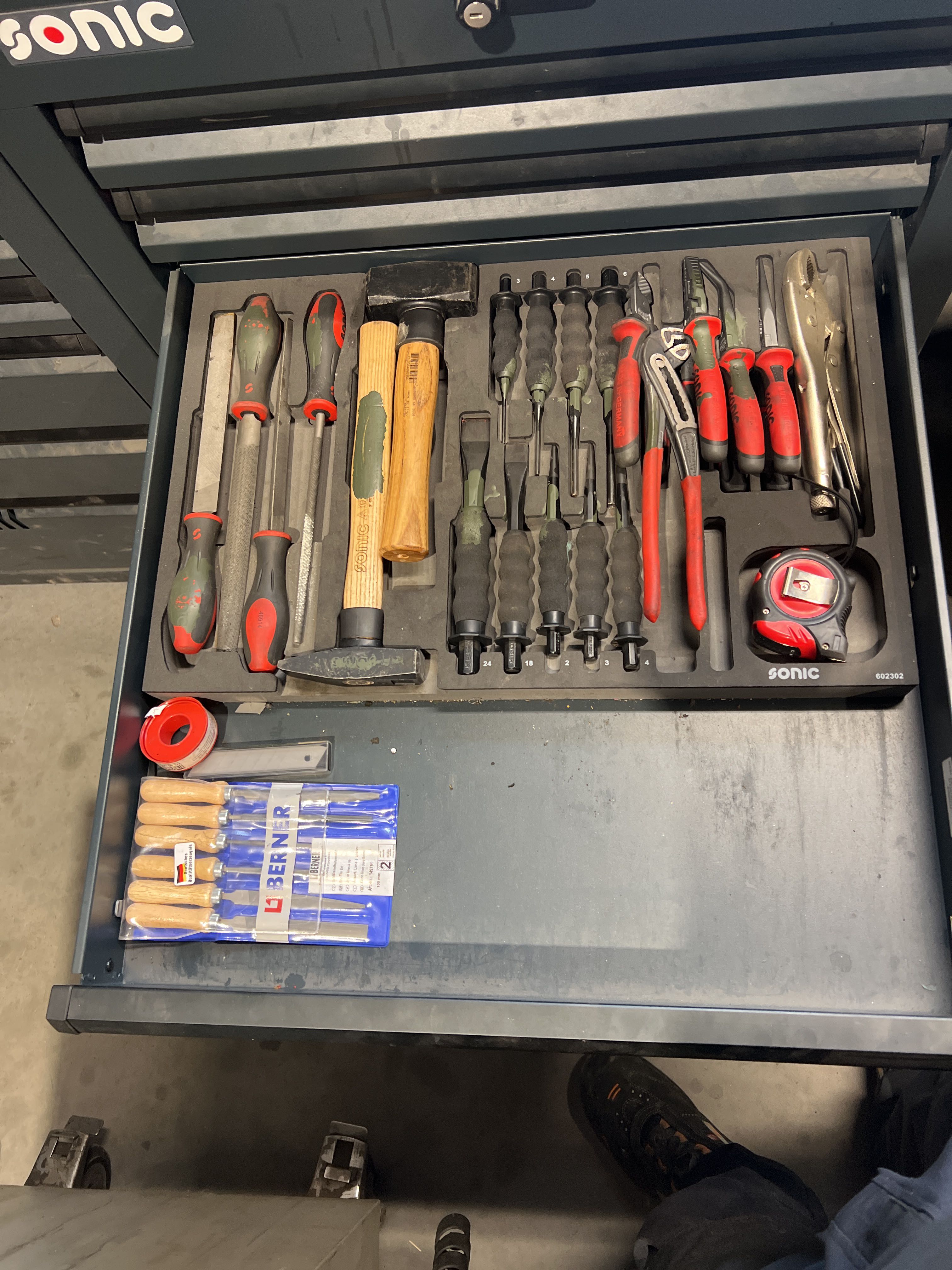 Sonic service station with tools - PS Auction - We value the future ...