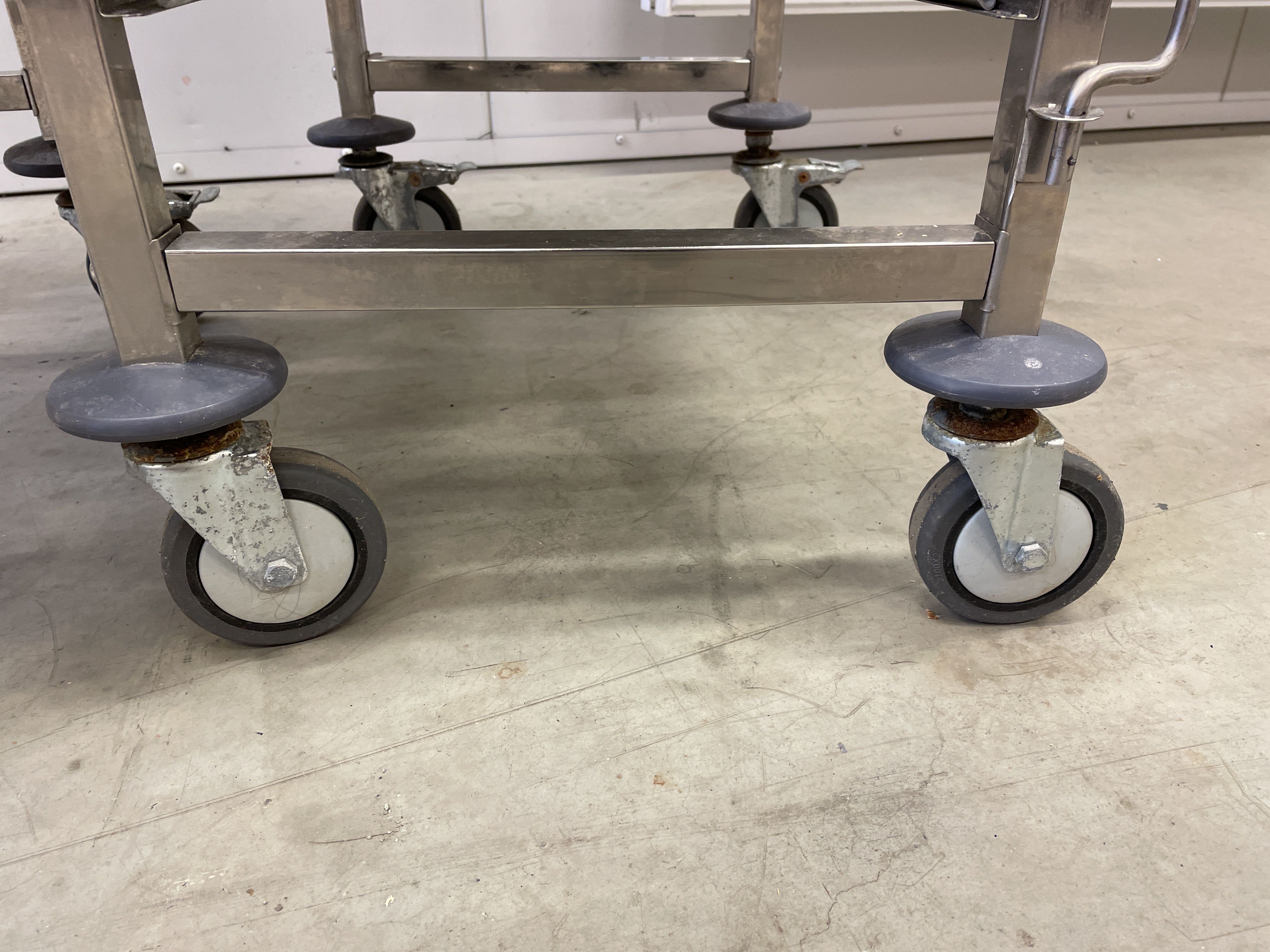2 canteen trolleys with plates & canteens - PS Auction - We value the ...