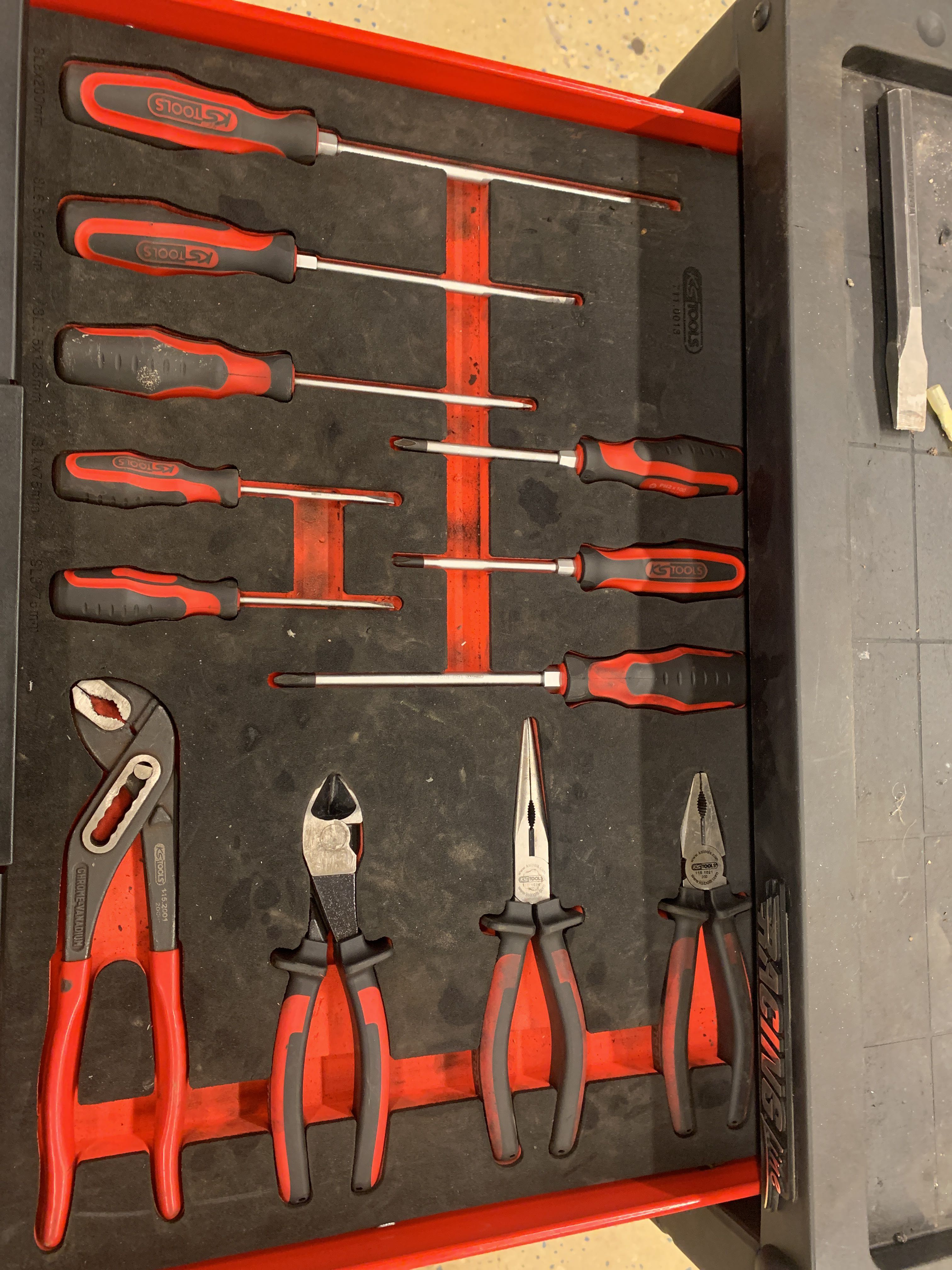 Verktygsvagn KS Tools Racing Line inkl. innehåll - Auktioner online ...