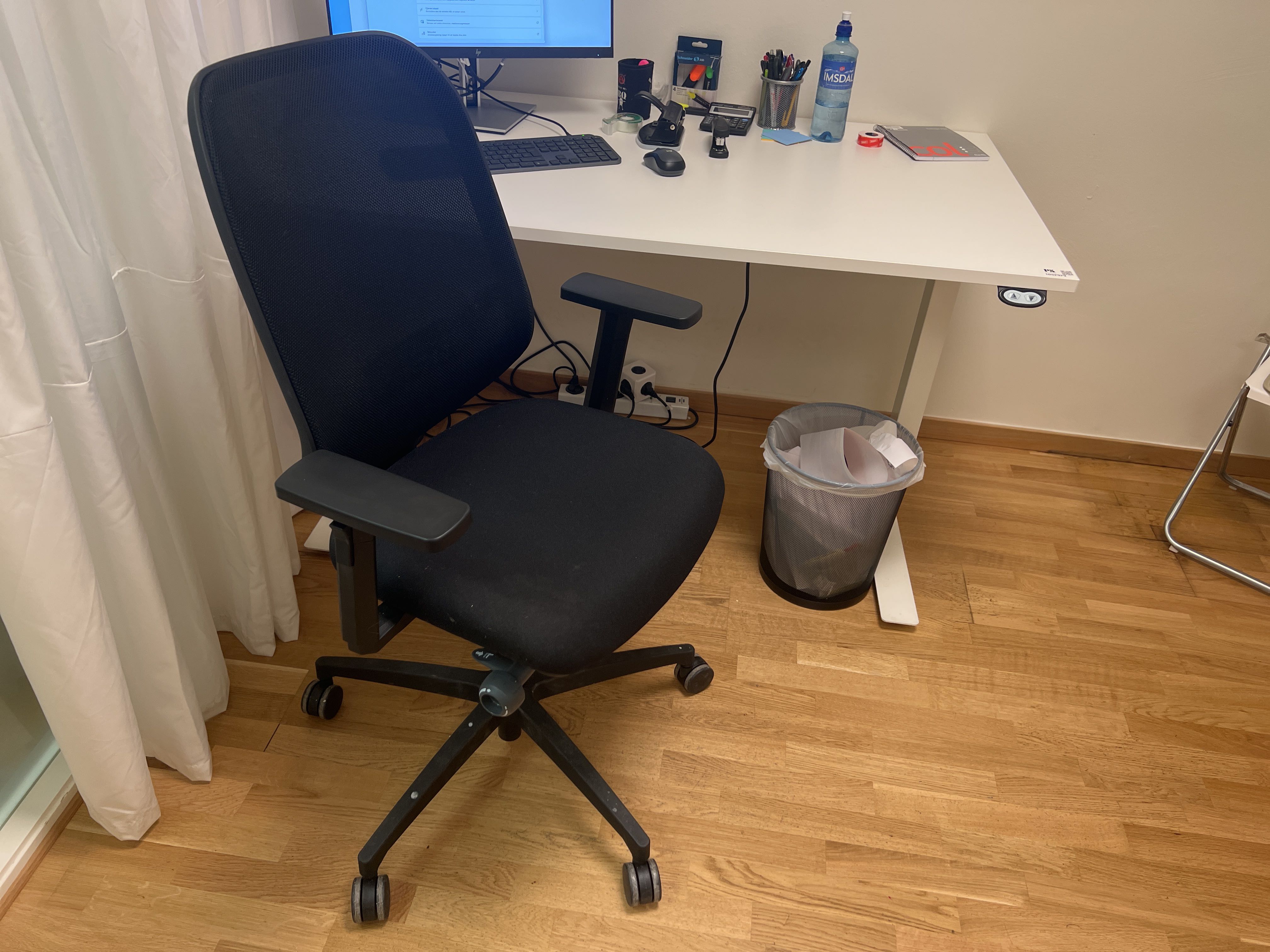 Electric desk, chairs, shelf and trolley - PS Auction - We value the ...