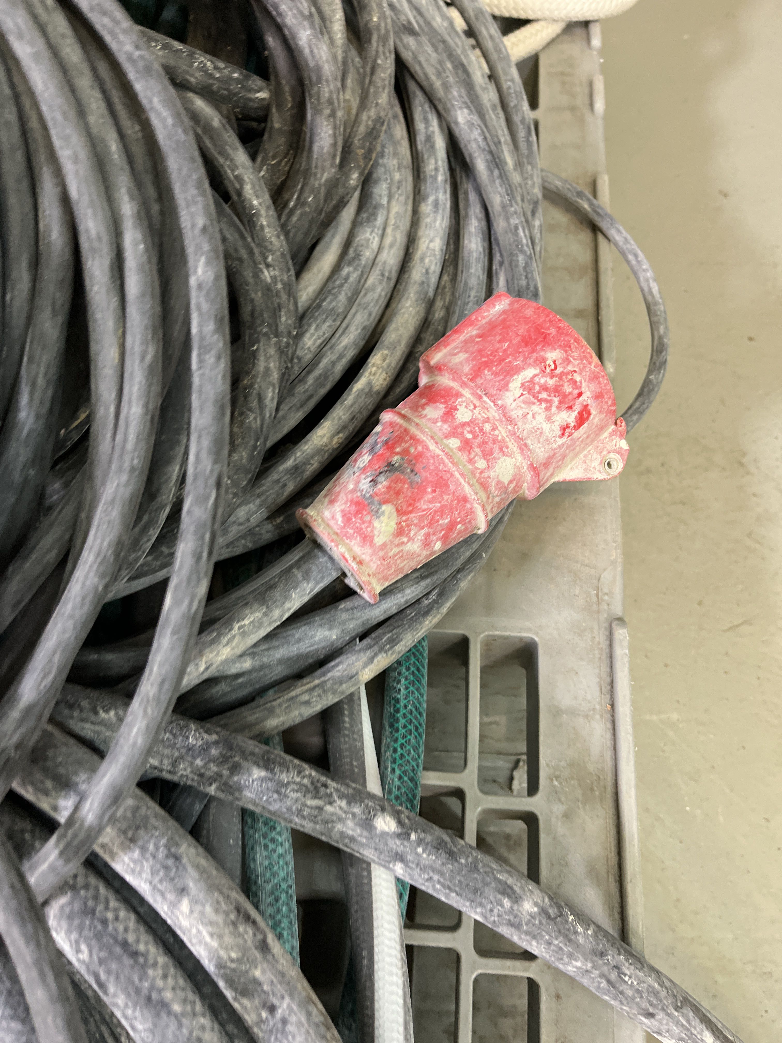 Pallet with cabling, hose, rope - PS Auction - We value the future ...