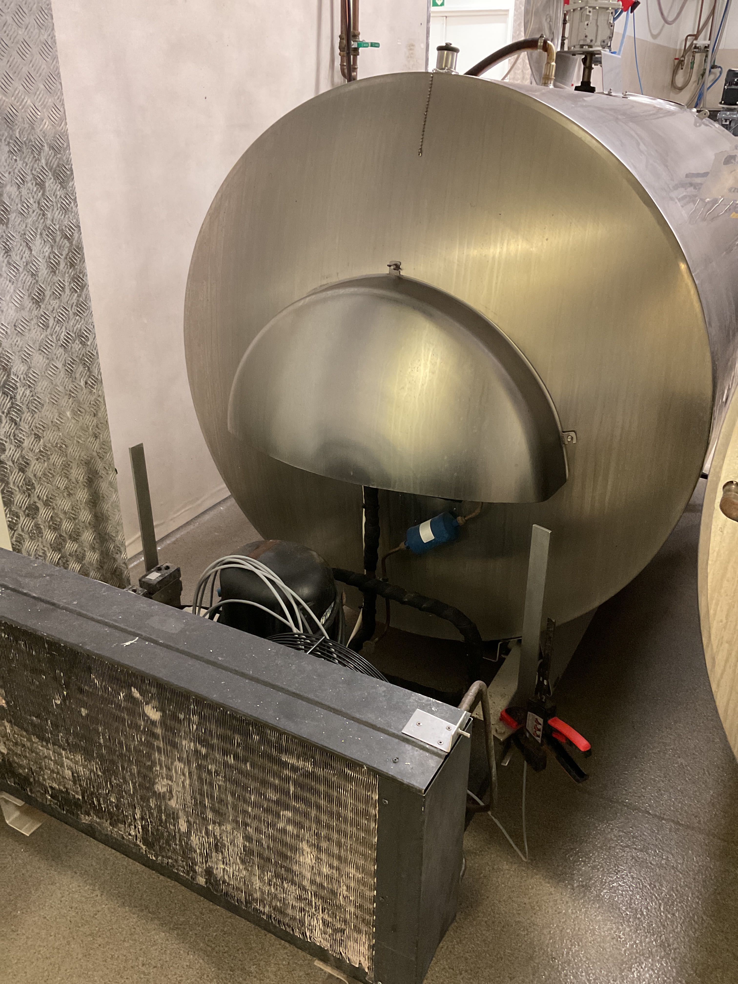 Stainless maturation tank with cooling 2500Liters - PS Auction - We ...