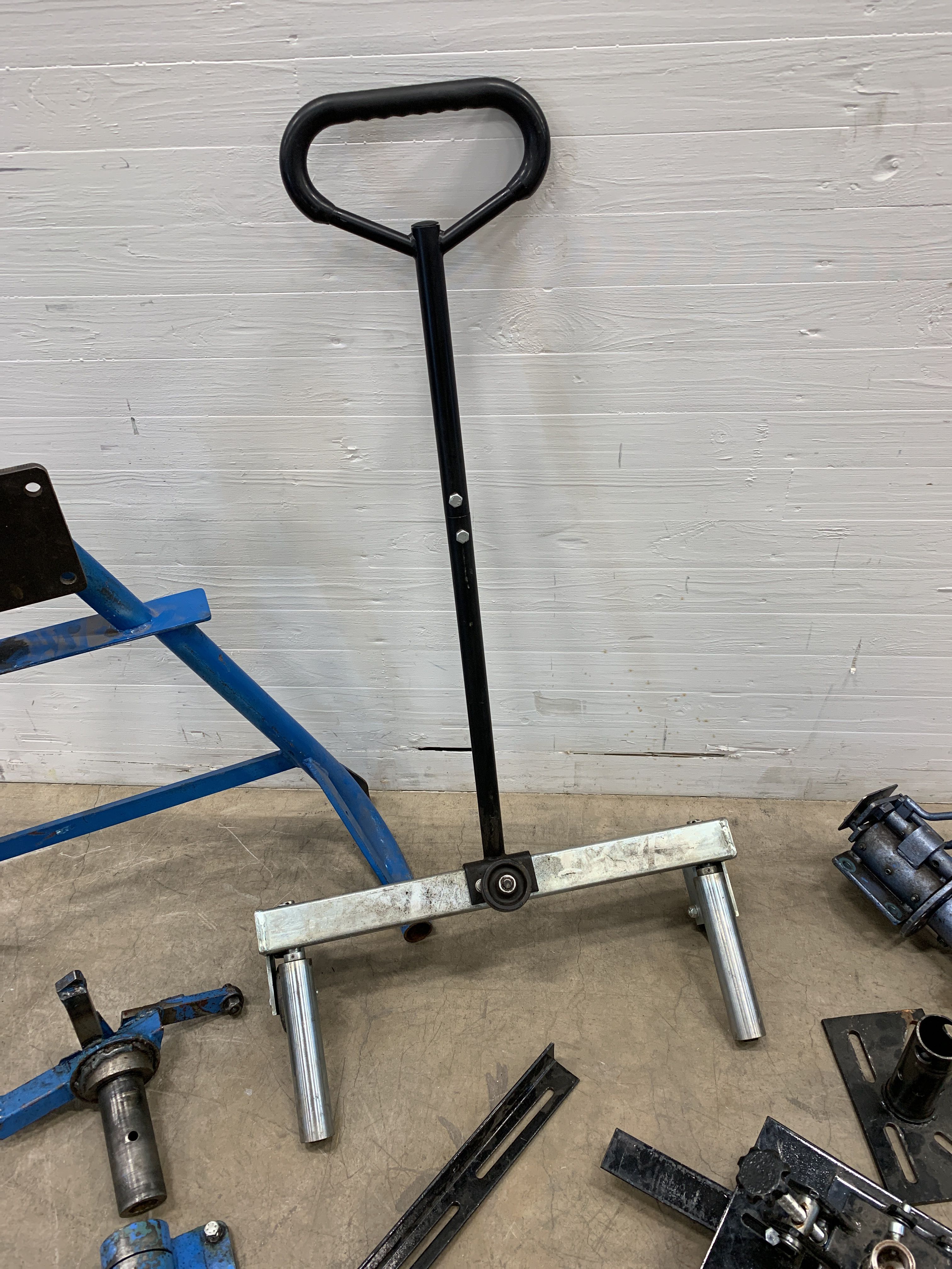 Assortment of various workshop accessories. - PS Auction - We value the ...